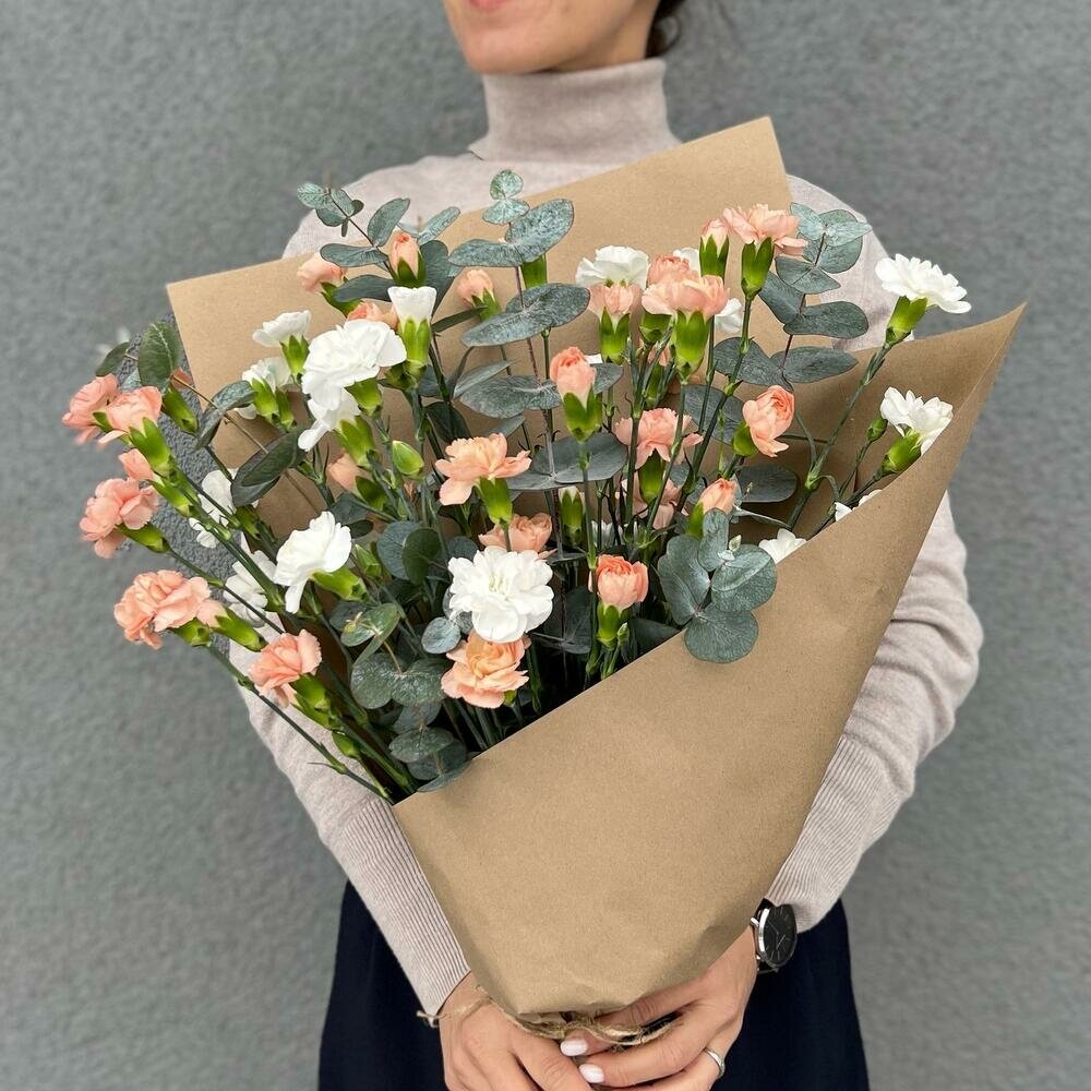 Микс 11 веток персиковой и белой кустовых гвоздик с эвкалиптом в крафт упаковке