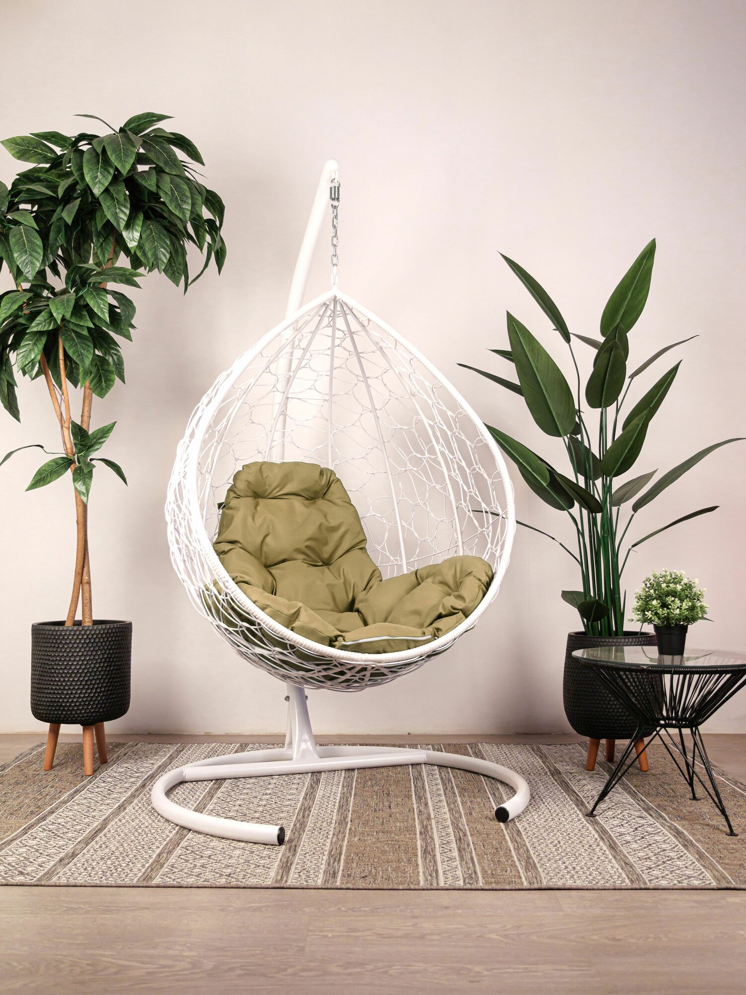Подвесное кресло капля, с ротангом белое, бежевая подушка