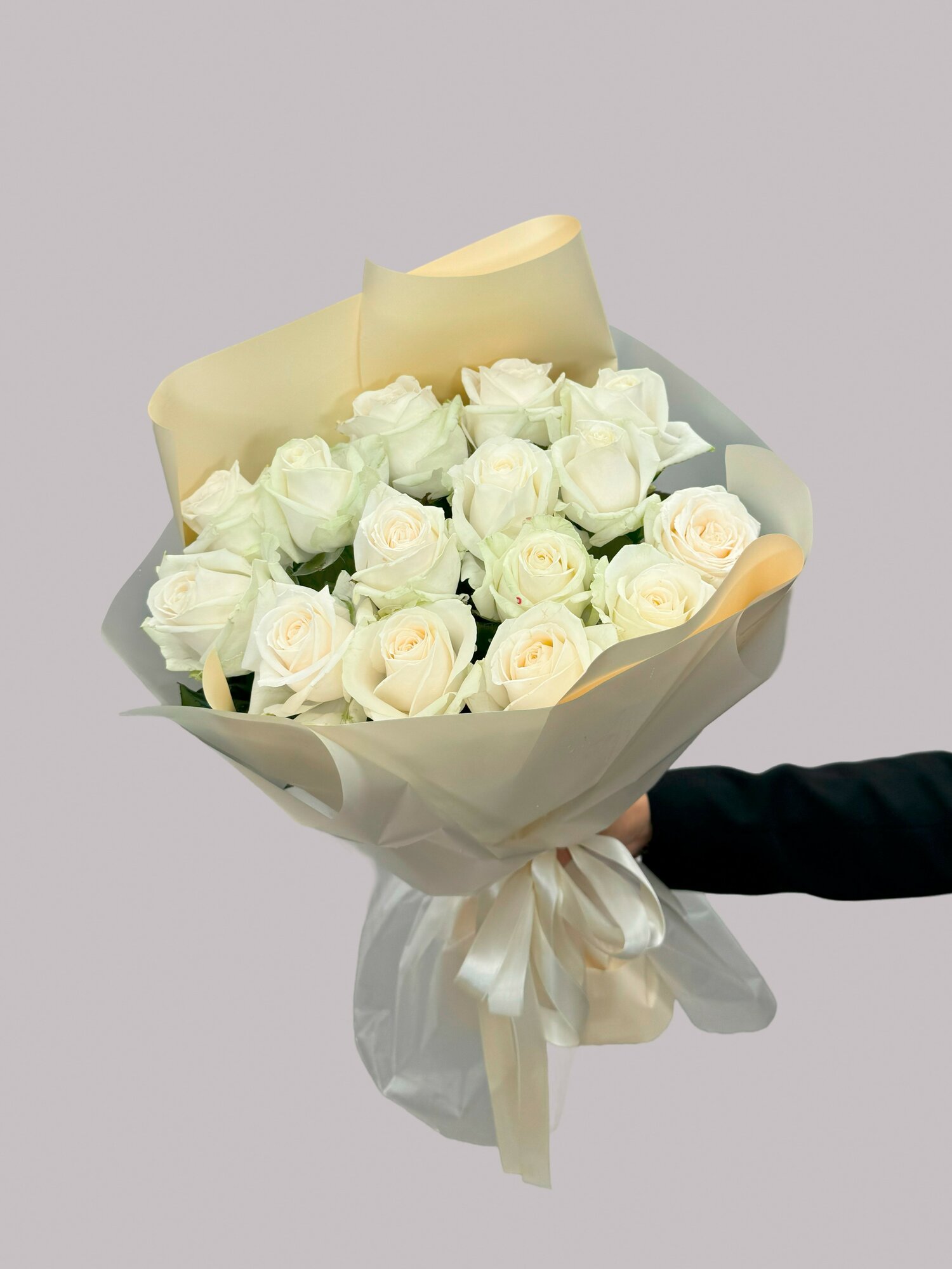 Букет живых цветов, белые розы 15 шт. 60 см. "Аваланж" в упаковке, флау стор