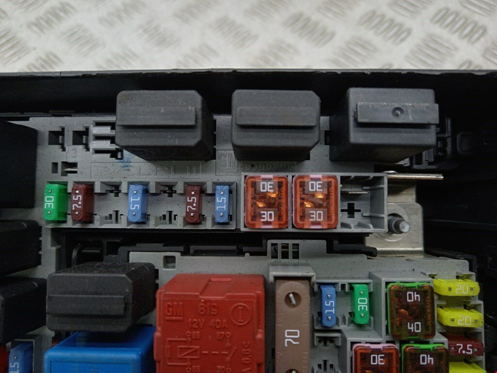 Блок предохранителей Opel Corsa D арт. 2242245