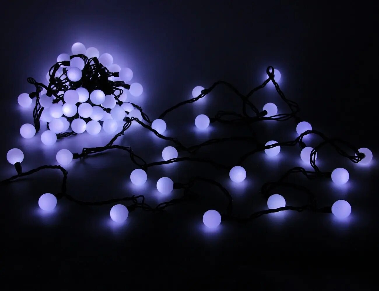 Светодиодная гирлянда Мультишарики 25 мм 70 холодных белых LED ламп 10 м, черный ПВХ, соединяемая, IP44, SNOWHOUSE