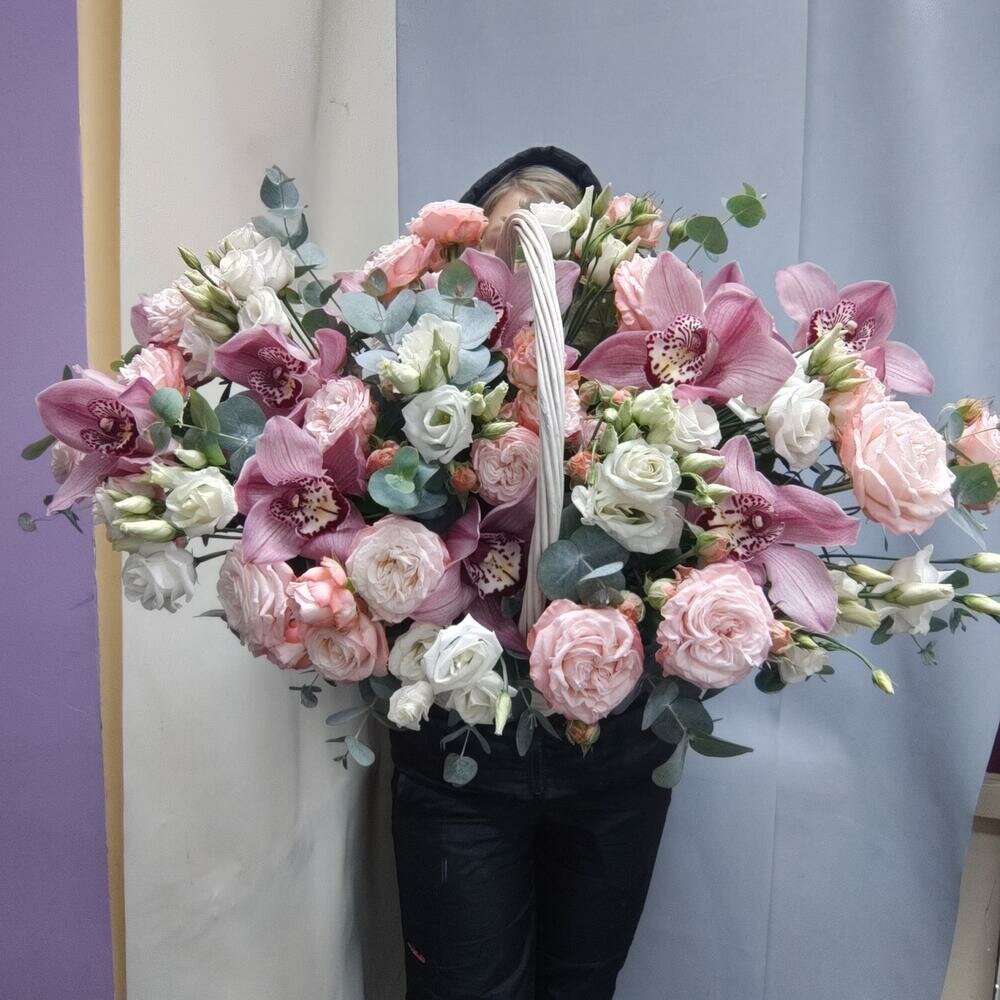 Корзина с цветами из орхидеи, кустовой пионовидной розы, эустомы