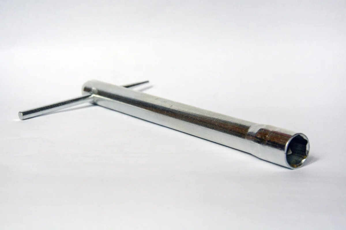 ООО 'ктмз' Ключ свечной с магнитом кттм 21х270 + бородок БР-01-02 комплект 00-00006156