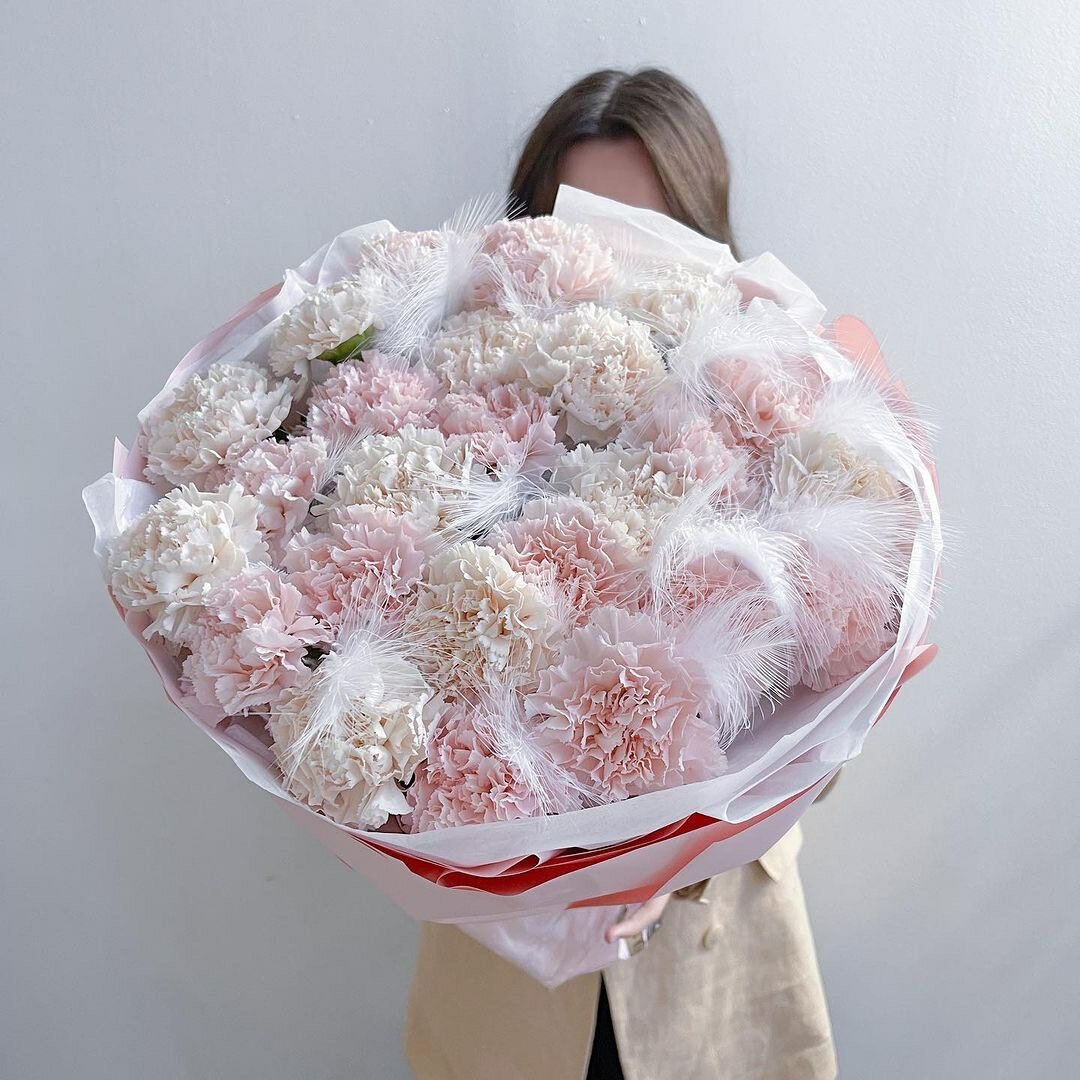 Букет из 51 Диантуса MIX с Перьями Cream&Pink с доставкой до двери