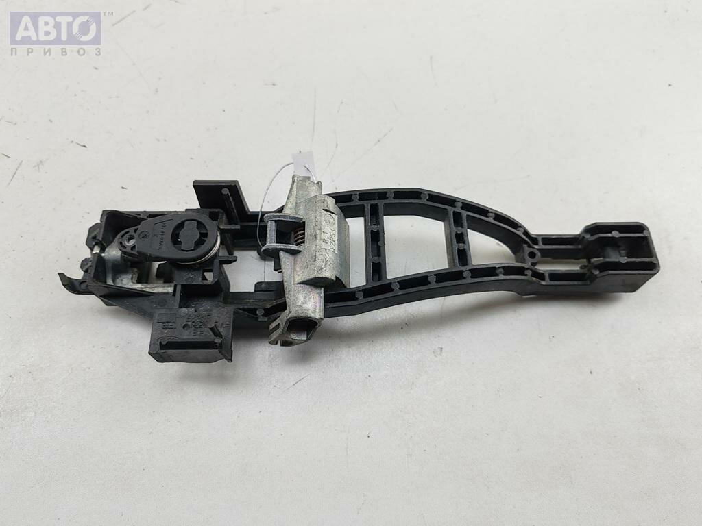 Корпус (держатель) ручки двери передней левой Ford Focus 2 (2004-2010)