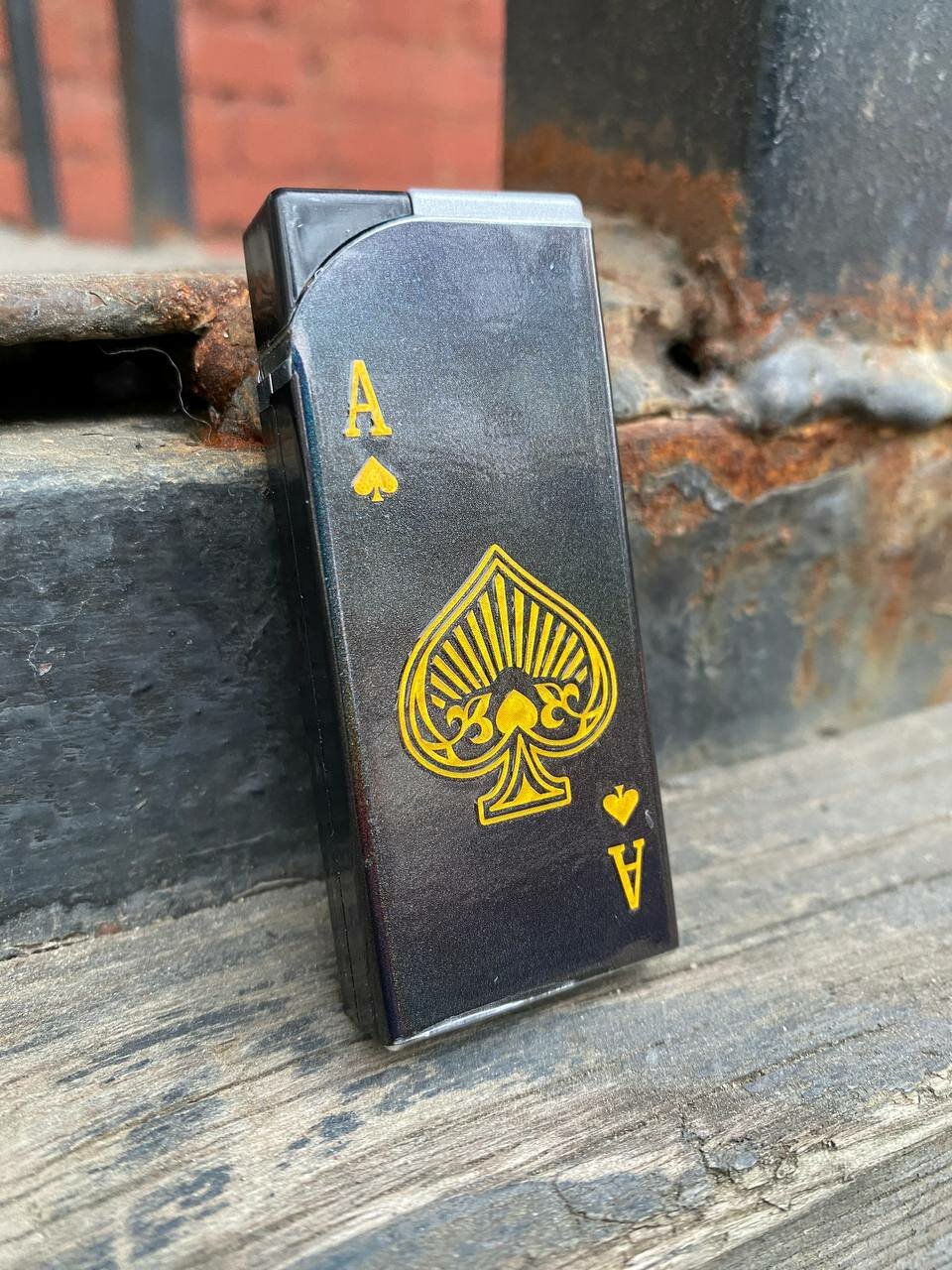 Зажигалка газовая турбо металлическая Туз Пики голографическая с узорами, символ пики, синее пламя, 6.9 см Без газа