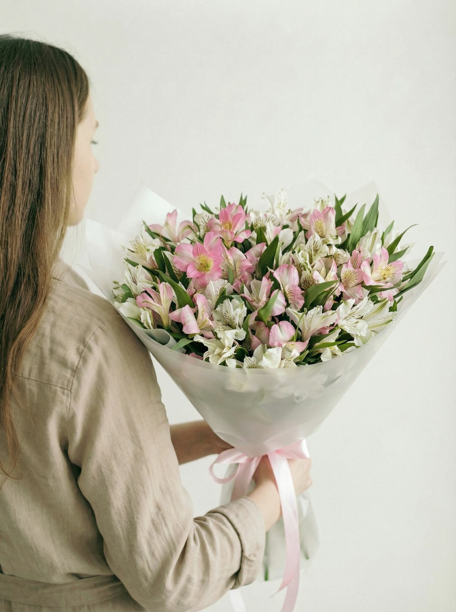 Букет из 25 альстромерий микс в пленке с розовой лентой от АзалияНау