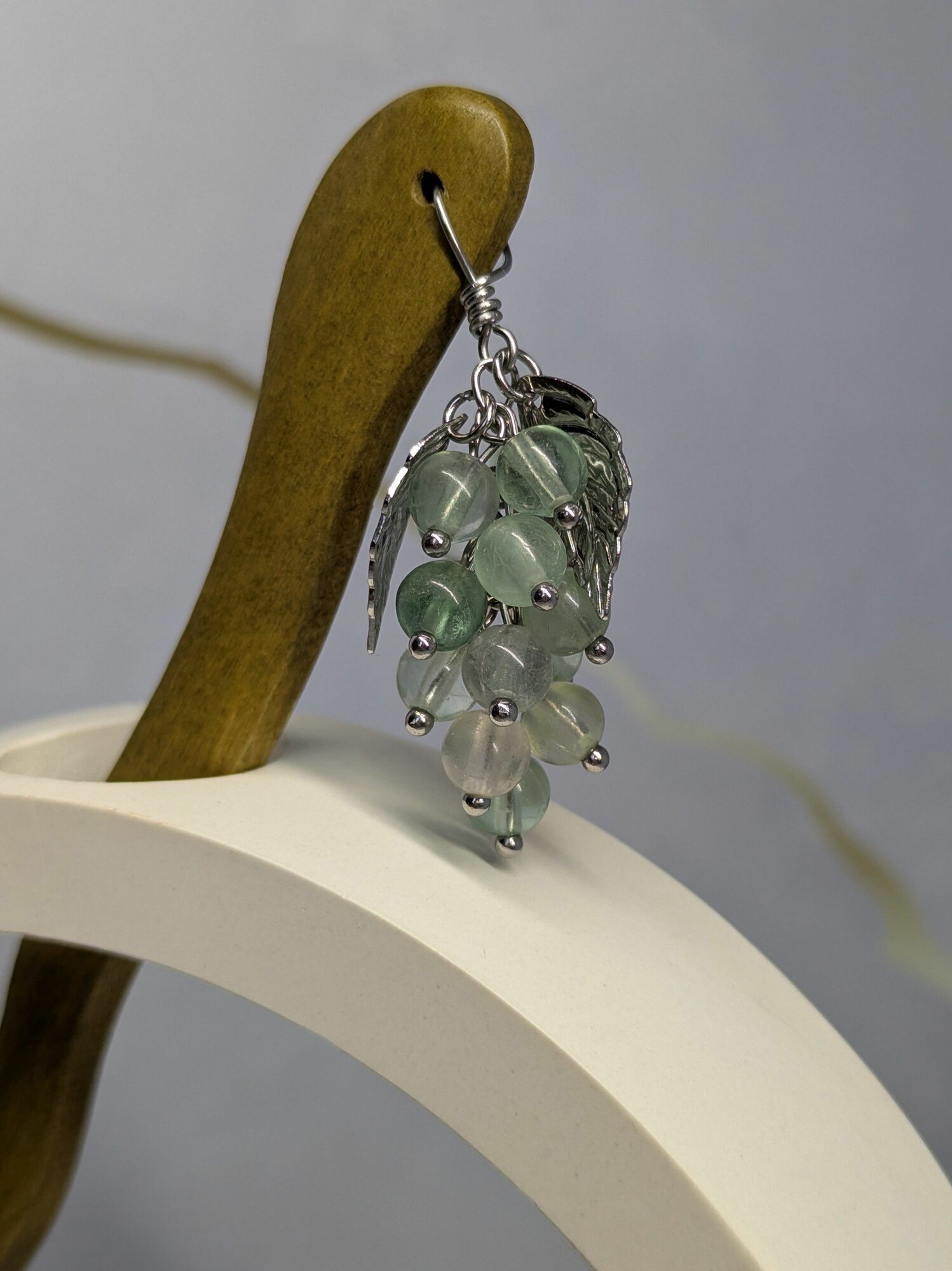 Шпилька (Заколка) Флюорит для волос из дерева с натуральным камнем. Виноград. Дизайнерское украшение.