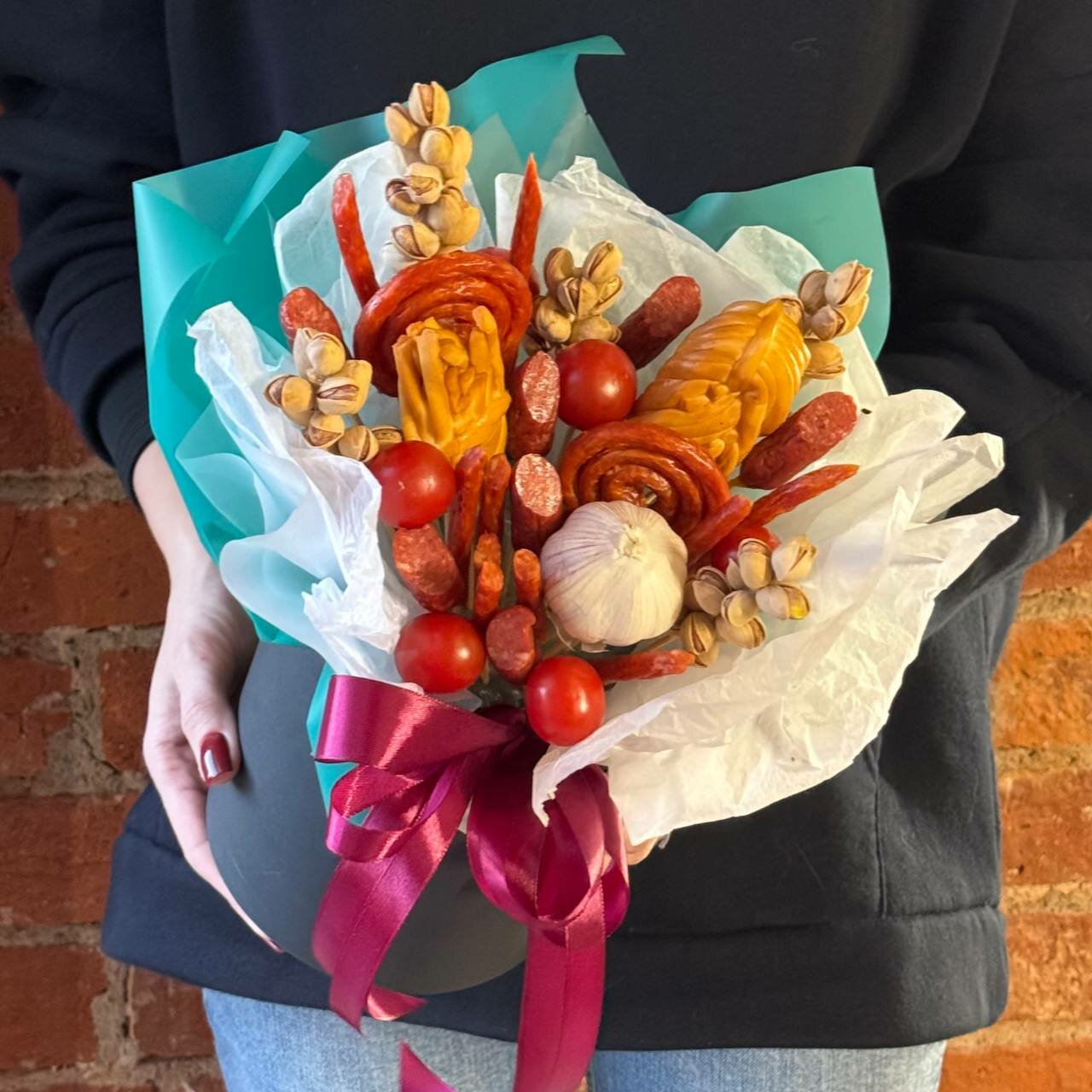 Съедобный букет на 23 февраля «Мужская симфония» — оригинальный подарок для ценителей вкуса!