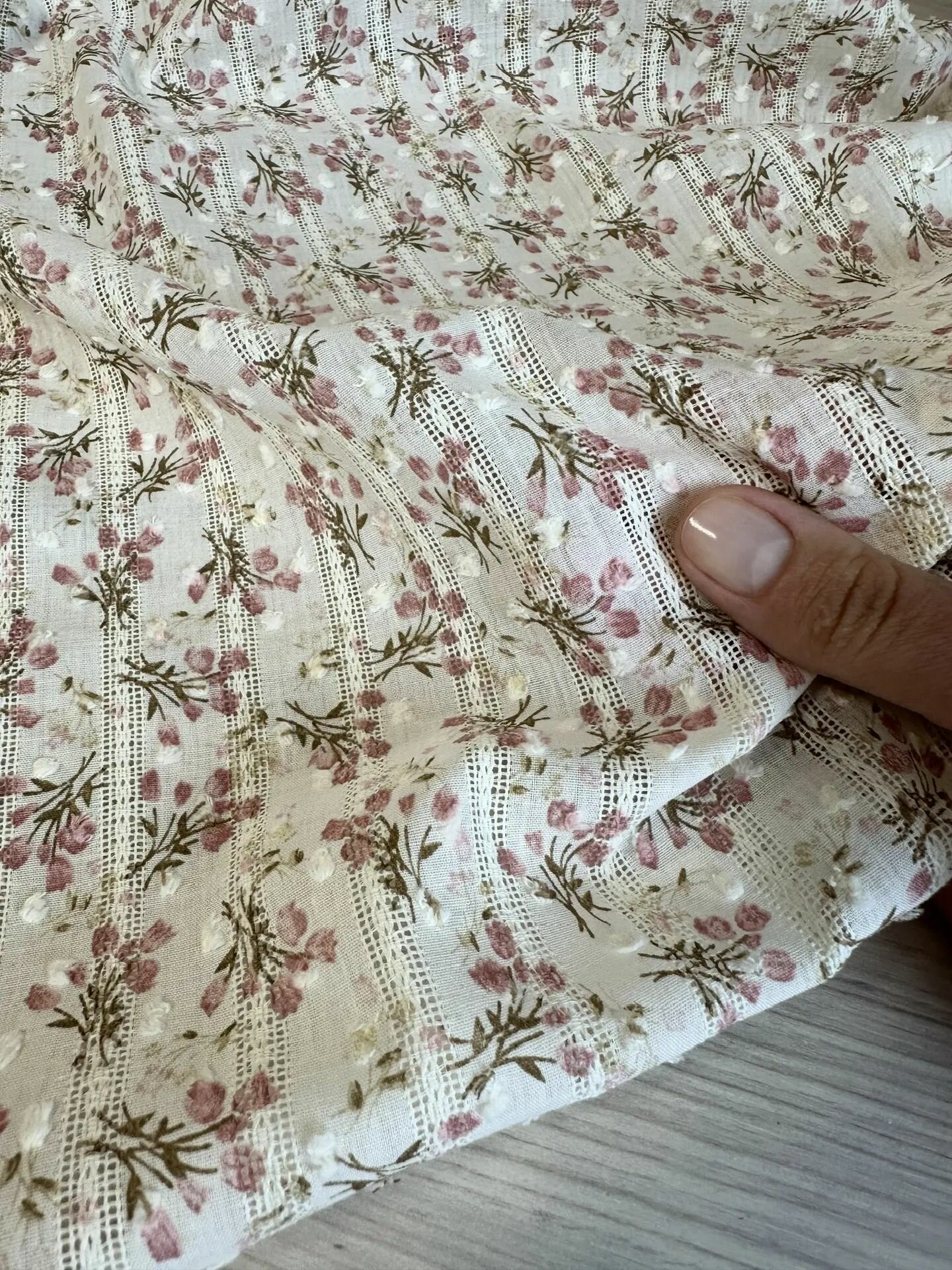 1м. Батист с вышивкой и мережкой, ткань для шитья и рукоделия. Хлопок 100% . Бежевый с розовыми букетами. Плотность 90, ширина 140 см.