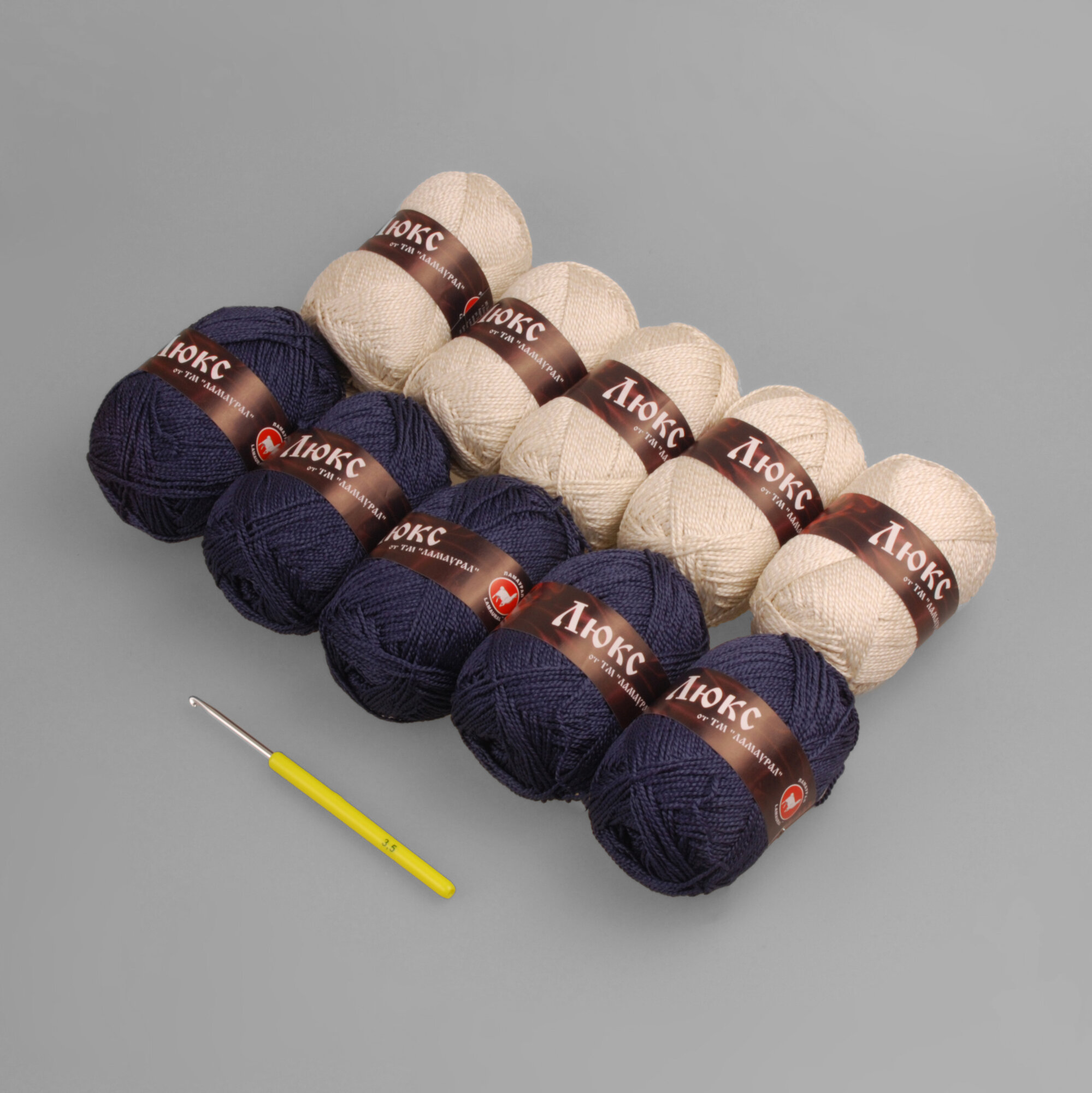 Пряжа Хозяюшка-рукодельница Люкс, 50 г/140м, дуэт №15 5+5 шт орех/бело-золотой + крючок №3.5