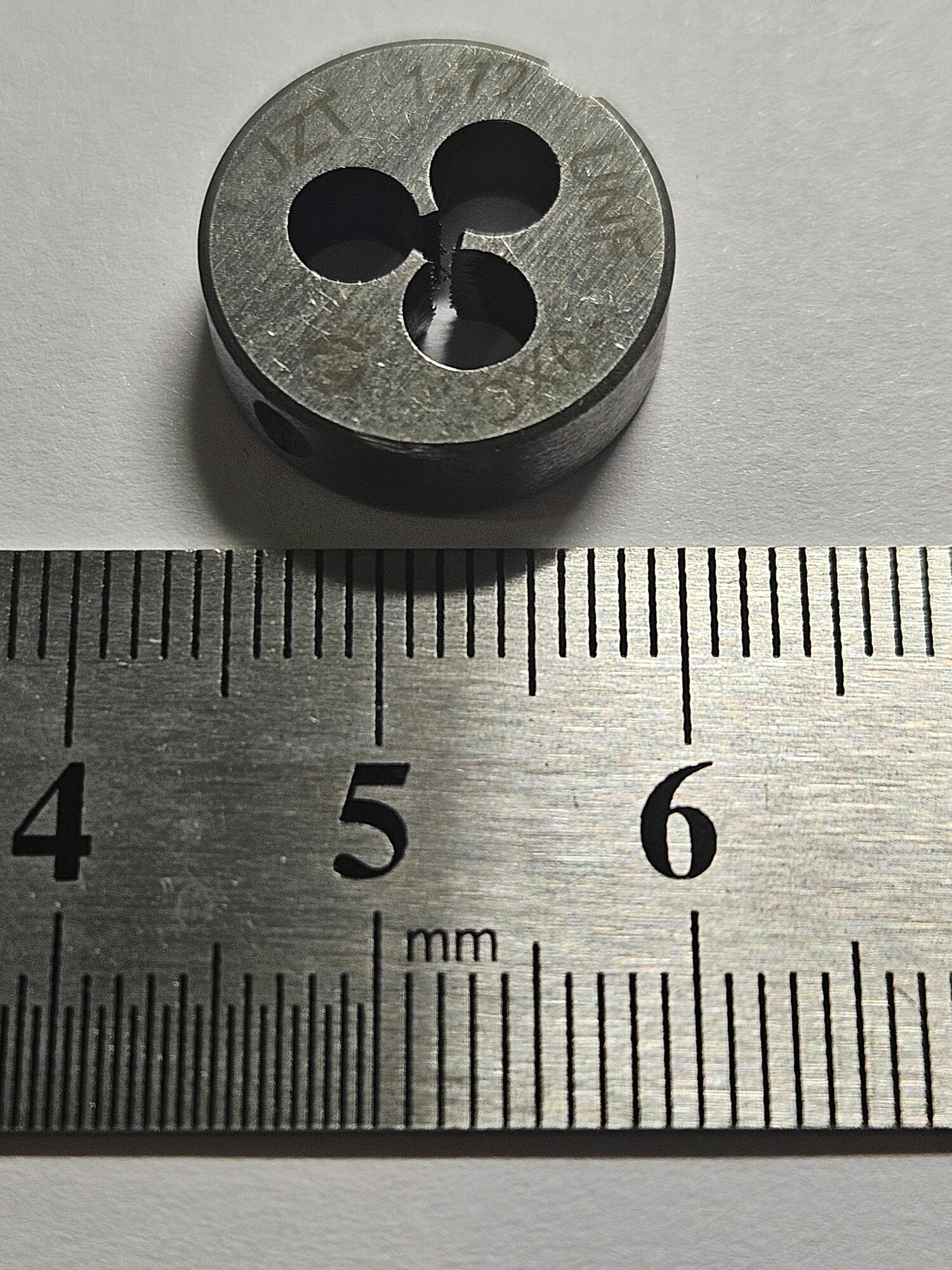 Плашка дюймовая UNF №1 72 нитки/дюйм 9ХС 60 градусов, правая, резьба UNF