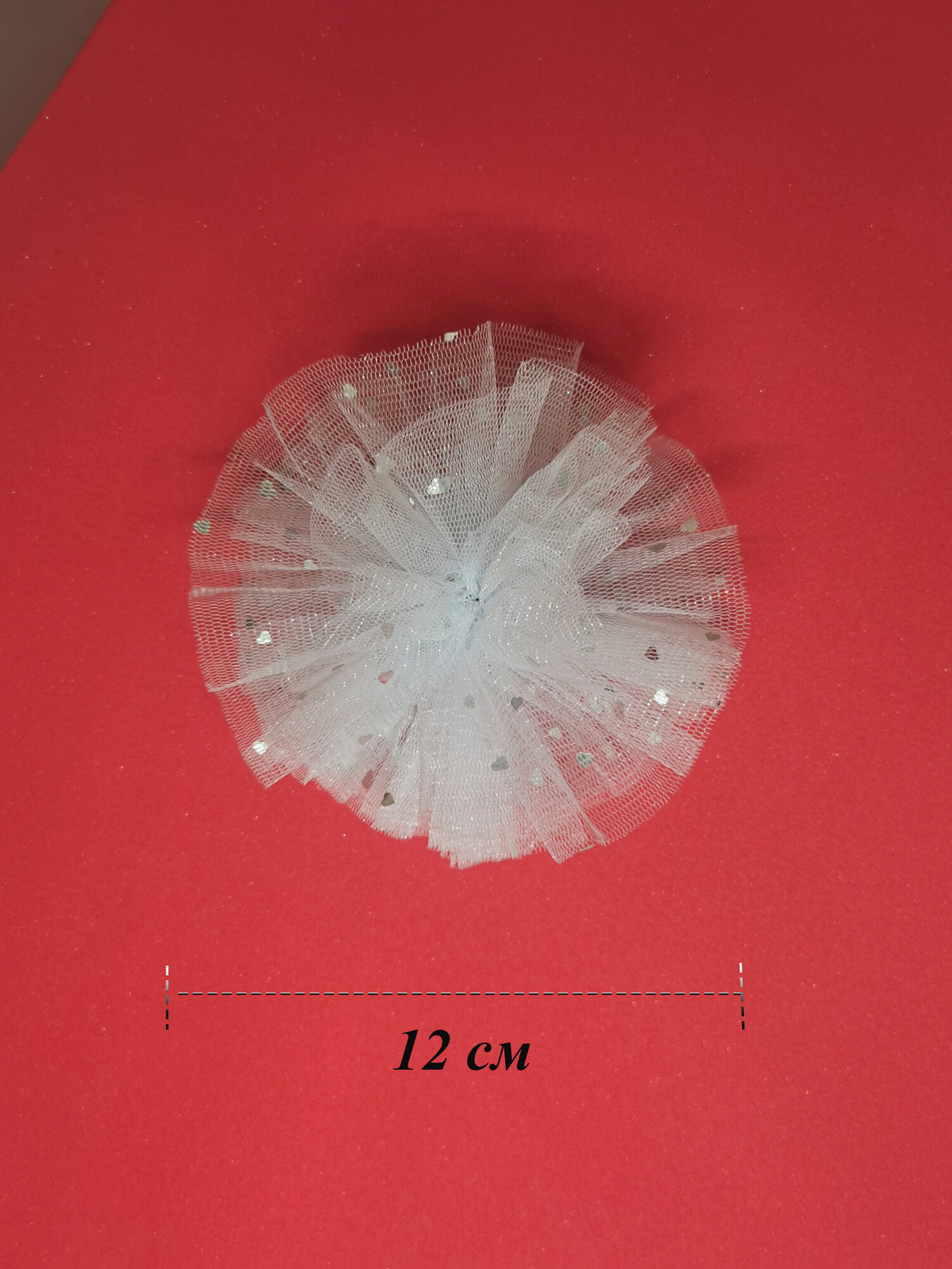 Бант для волос белый пышный для девочки на резинке с сердечками