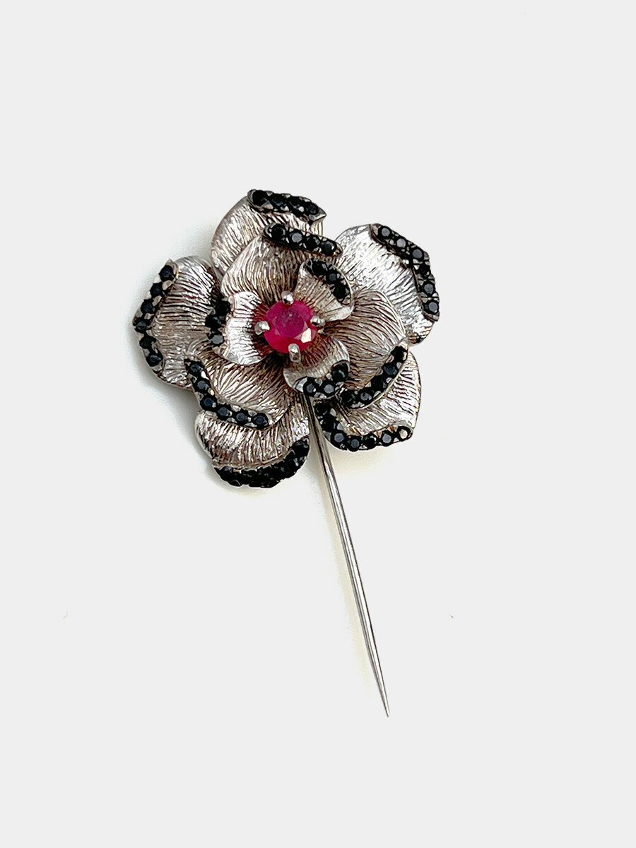 Брошь, белое золото, 375 проба, родирование, шпинель, рубин