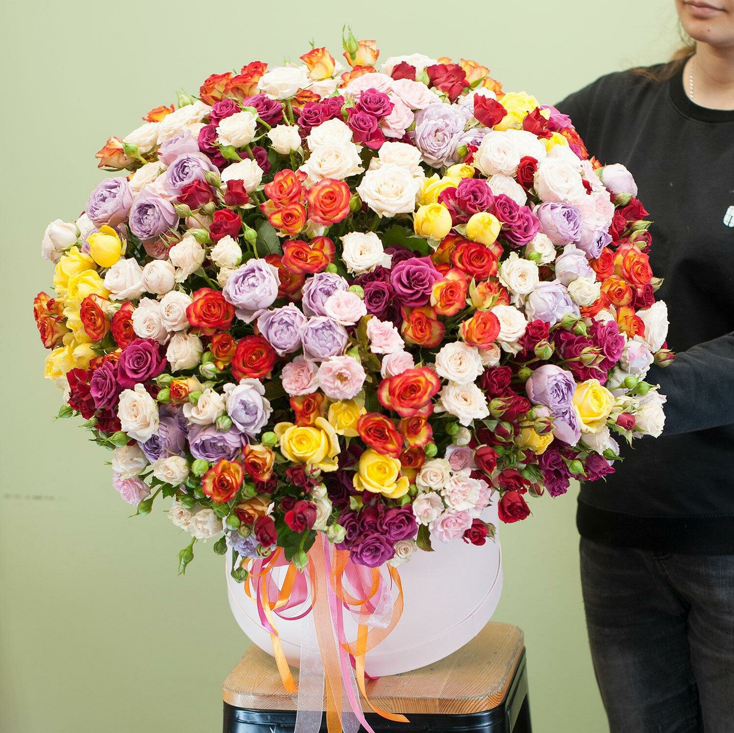 Коробка с цветами Charlotte "Каренс", 101 роза, высота букета 60 см