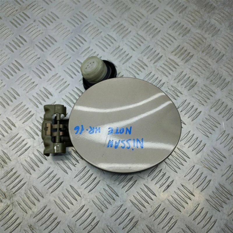 Б/У Лючок бензобака Nissan Note 1 E11 / Ниссан Нот 1 E11 1.6 HR16 110Л.С. 2008