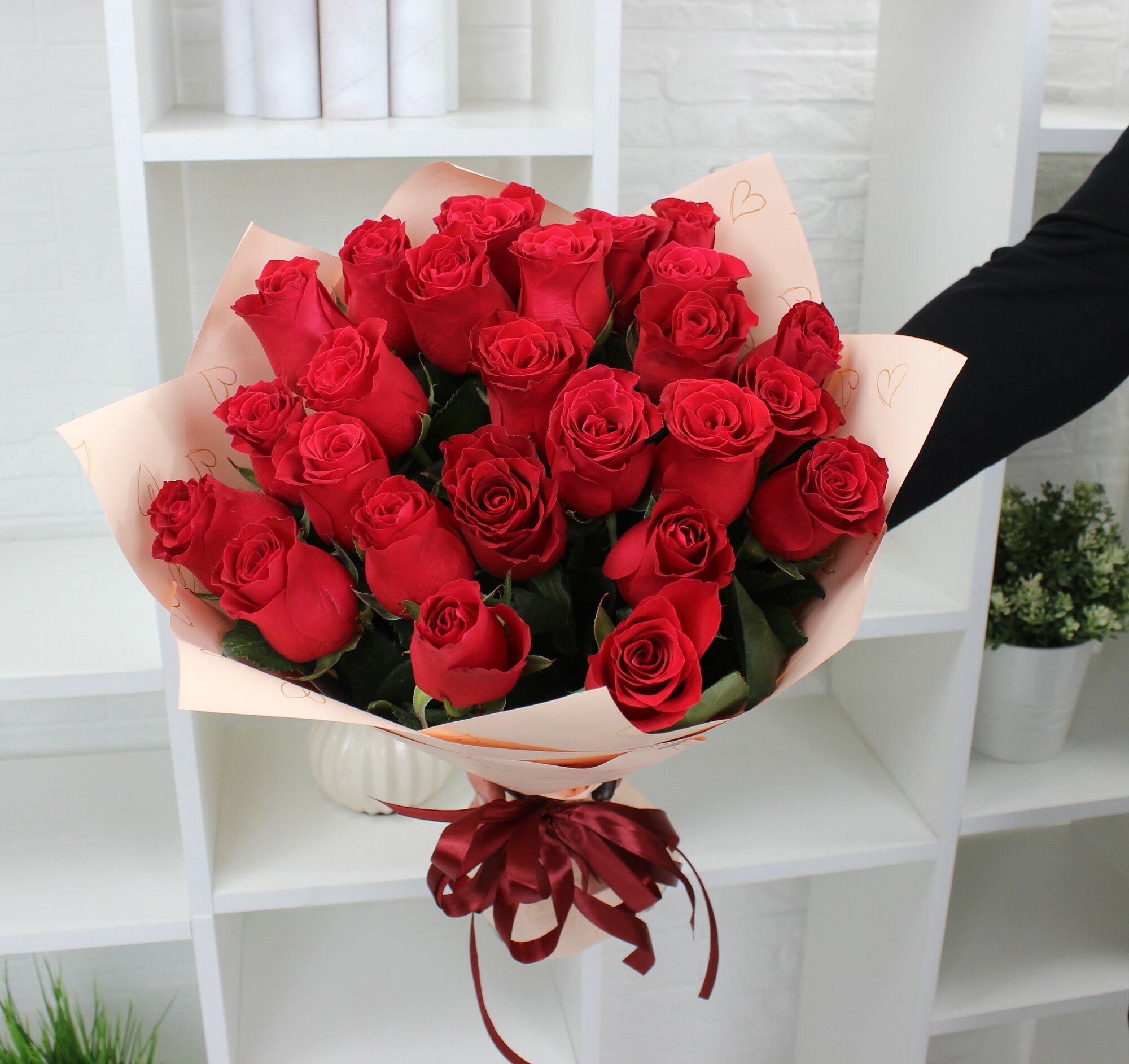 Монобукет THE FLOREAL красная роза 25 штук, высота 60 см, с бантом — фото 1