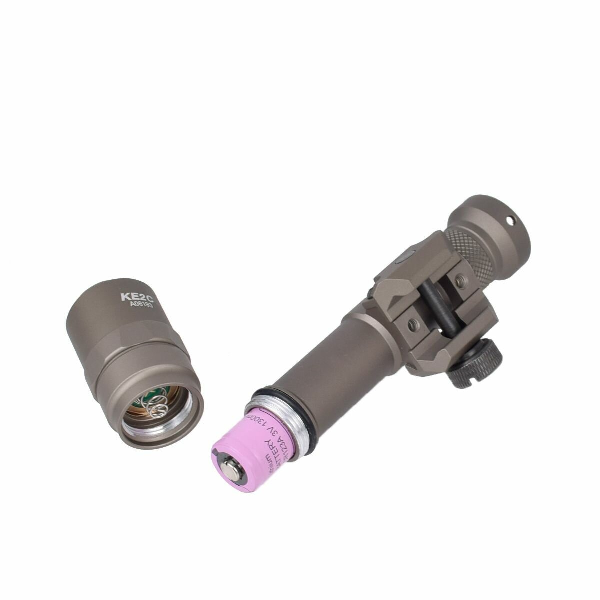 Тактический фонарь Surefire M600 для длинной винтовки устанавливается на пикатинни рейл с использованием двух батареек CR123A