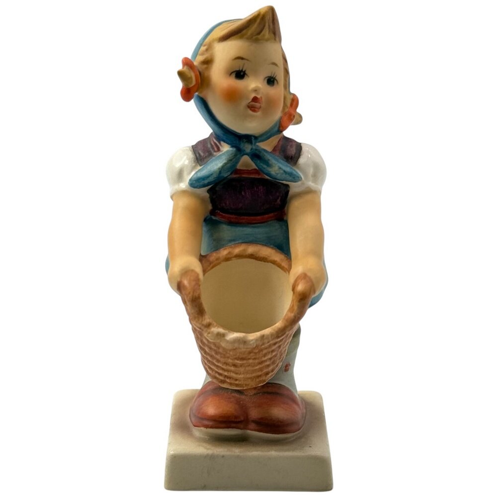 Фарфоровая статуэтка "Девочка с корзиной", 10.5 см, худ. Hummel M.I, 1980-1990 гг, Goebel, Германия