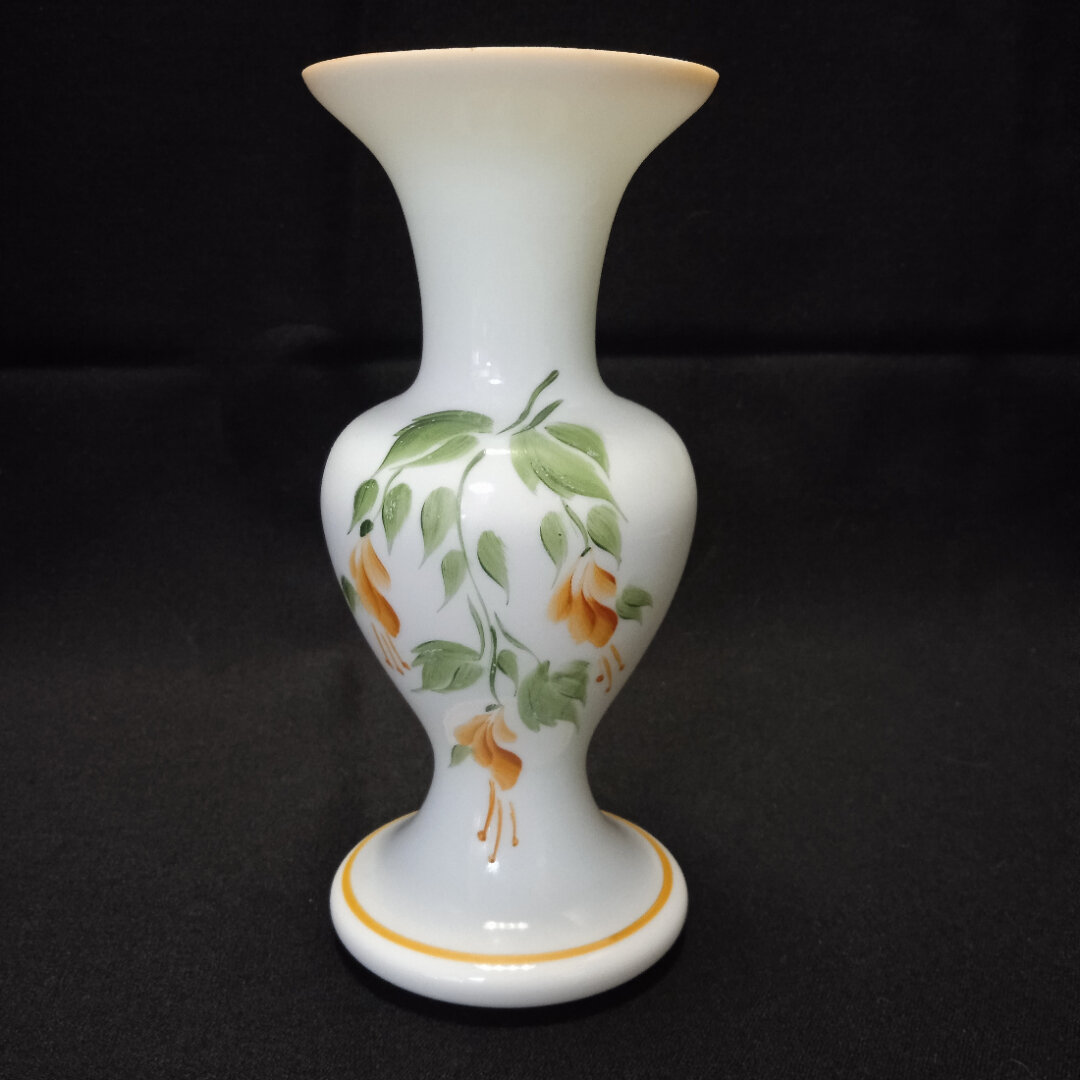 Ваза декоративная, молочное двухслойное стекло, роспись, высота 18см