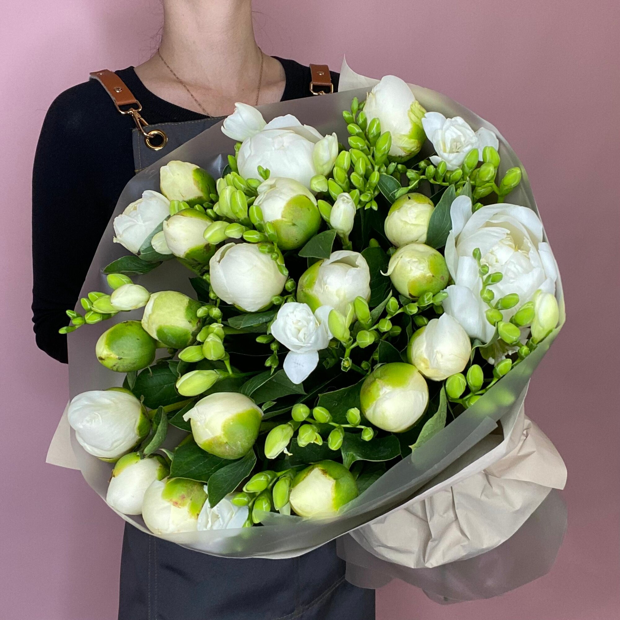 Букет из белых пионов