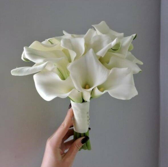 Букет невесты из белых калл. Свадебный букет. Каллы белые 17 шт