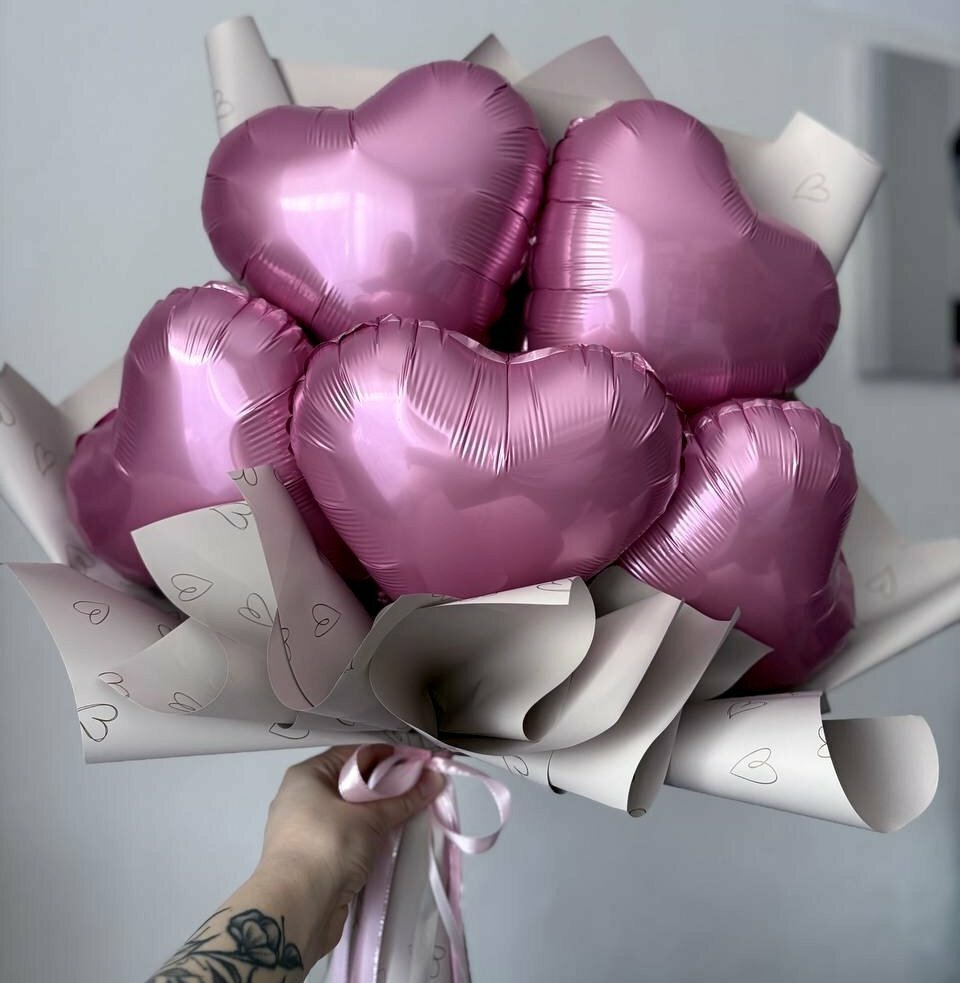 Красивый букет из розовых мини-сердечек