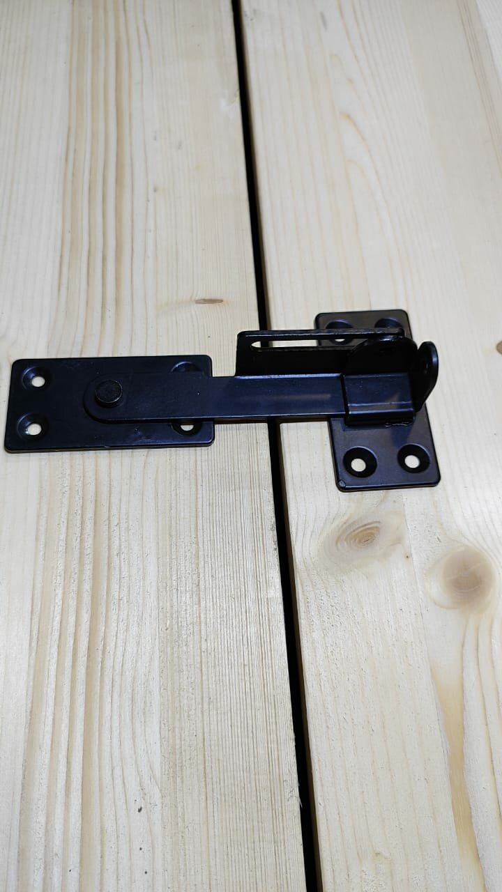 Дверная задвижка-шпингалет с регулировкой под замок.