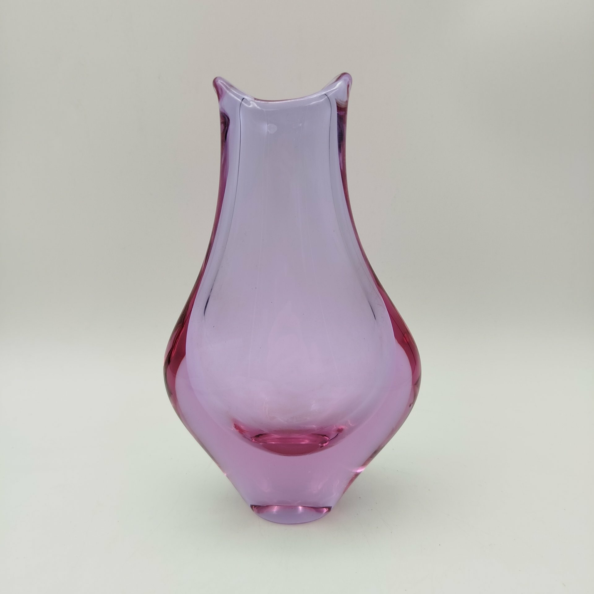 Ваза выполненная в гутной технике, автор Мирослав Клингер, цветное стекло