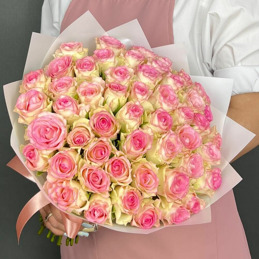 Букет живых цветов. Светло-розовые одноголовые Розы 51 шт в стильной упаковке