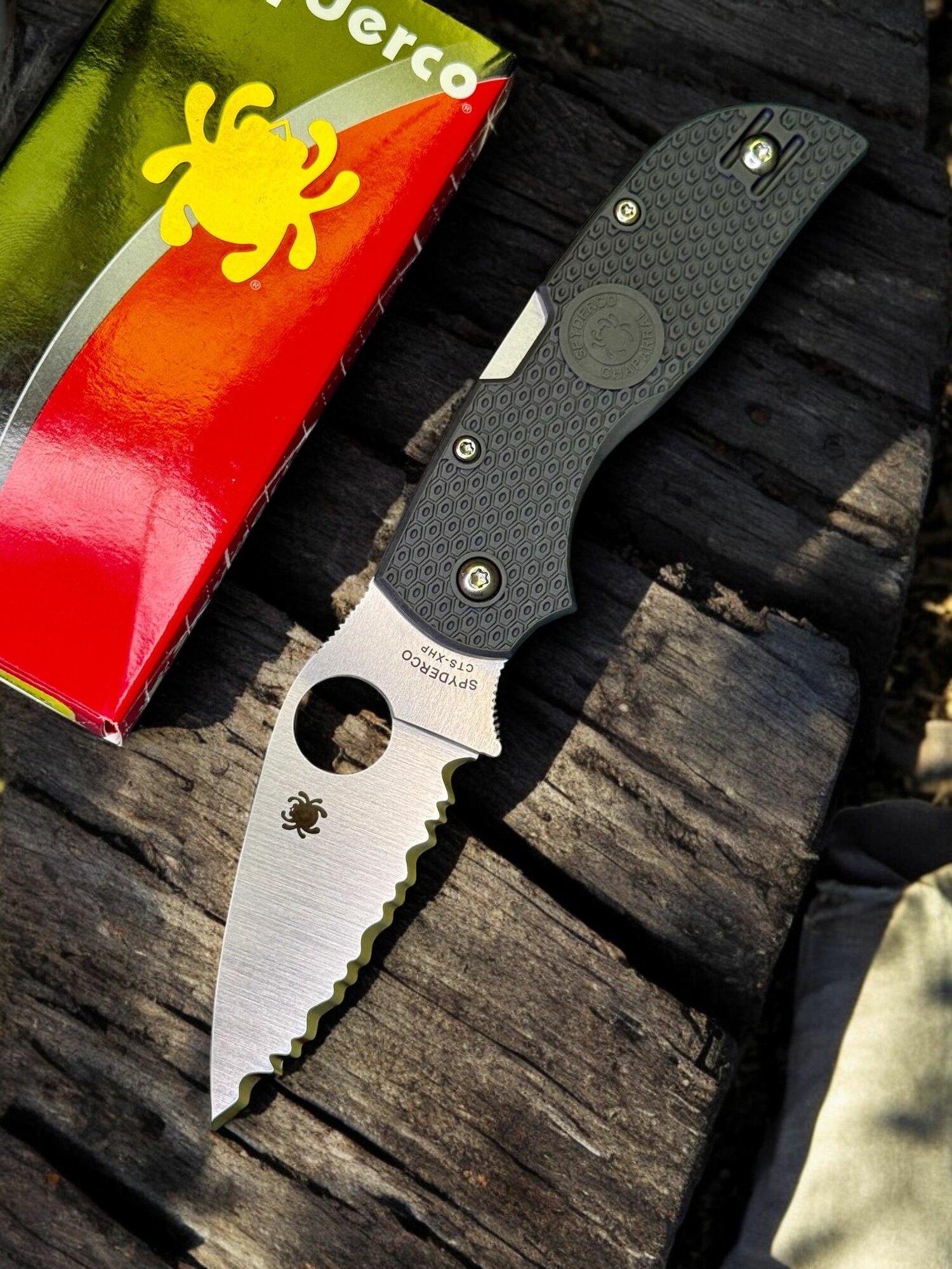 Нож складной Spyderco SC152SGY Chaparral, CTS-XHP Serrated Blade, Gray FRN Handle