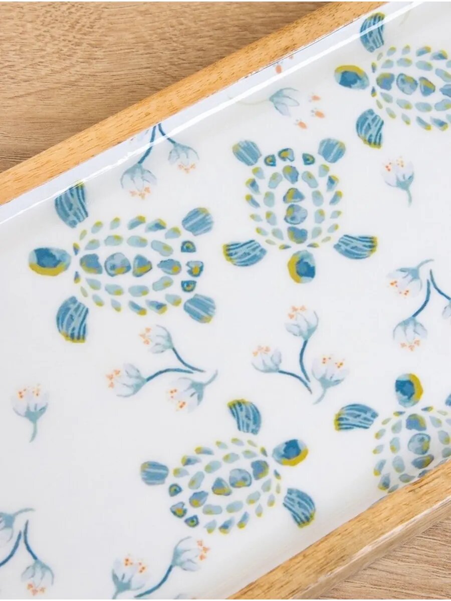 Элегантное прямоугольное блюдо с ярким дизайном