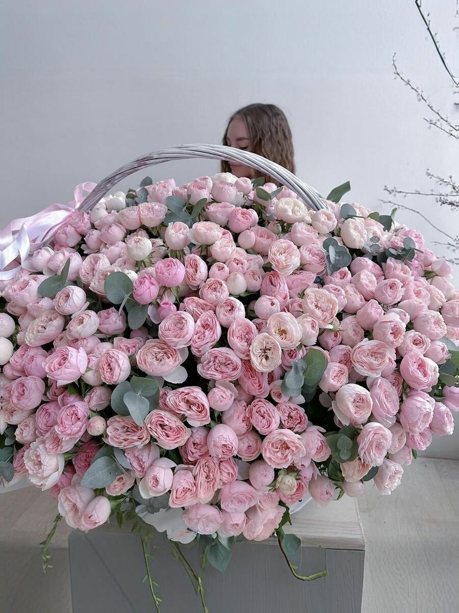 Огромный букет из 101 пионовидной кустовой розы Мэндсфилд Парк Пинк и эвкалипта в корзине