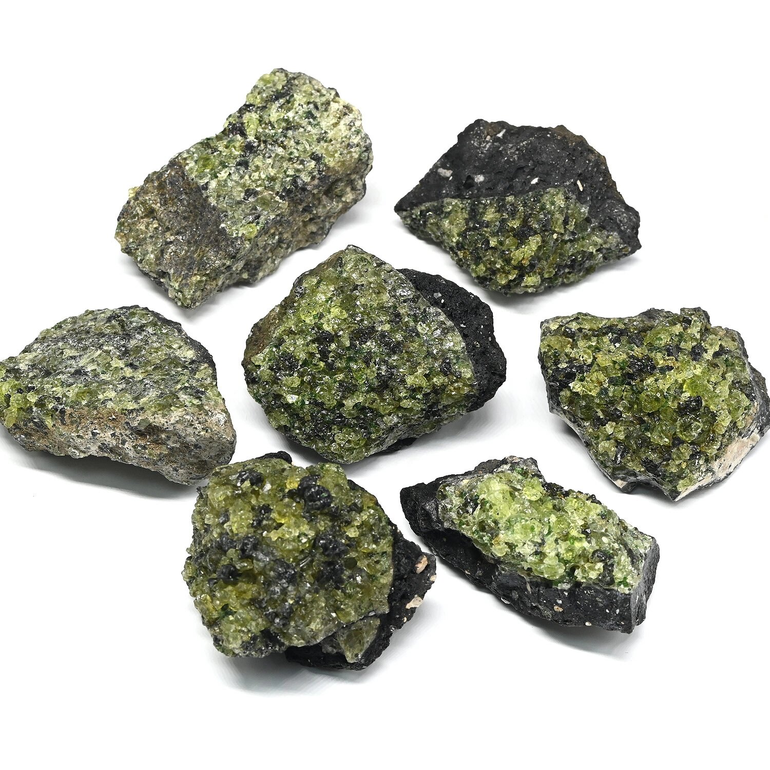 Оливин (хризолит на базальте) 45*30*26мм .