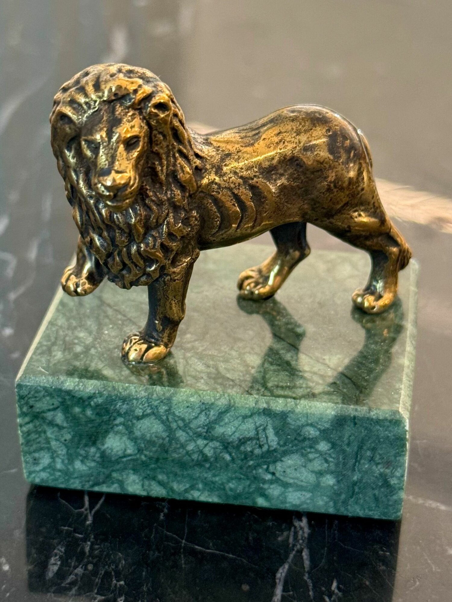 Статуэтка для интерьера и декора Лев на камне , бронза литье