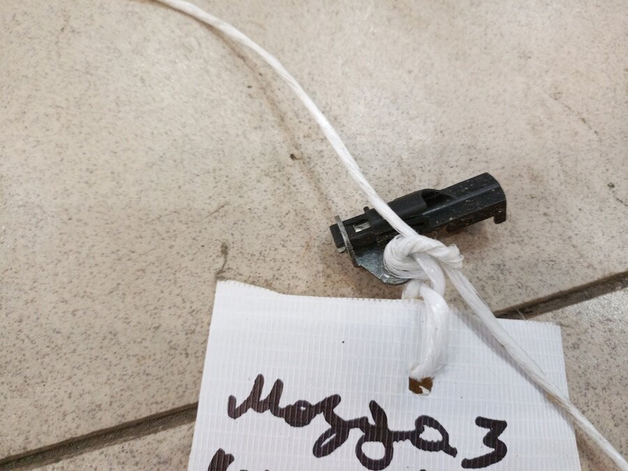 Выключатель концевой стояночного тормоза от Mazda 3 bk 2003-2009