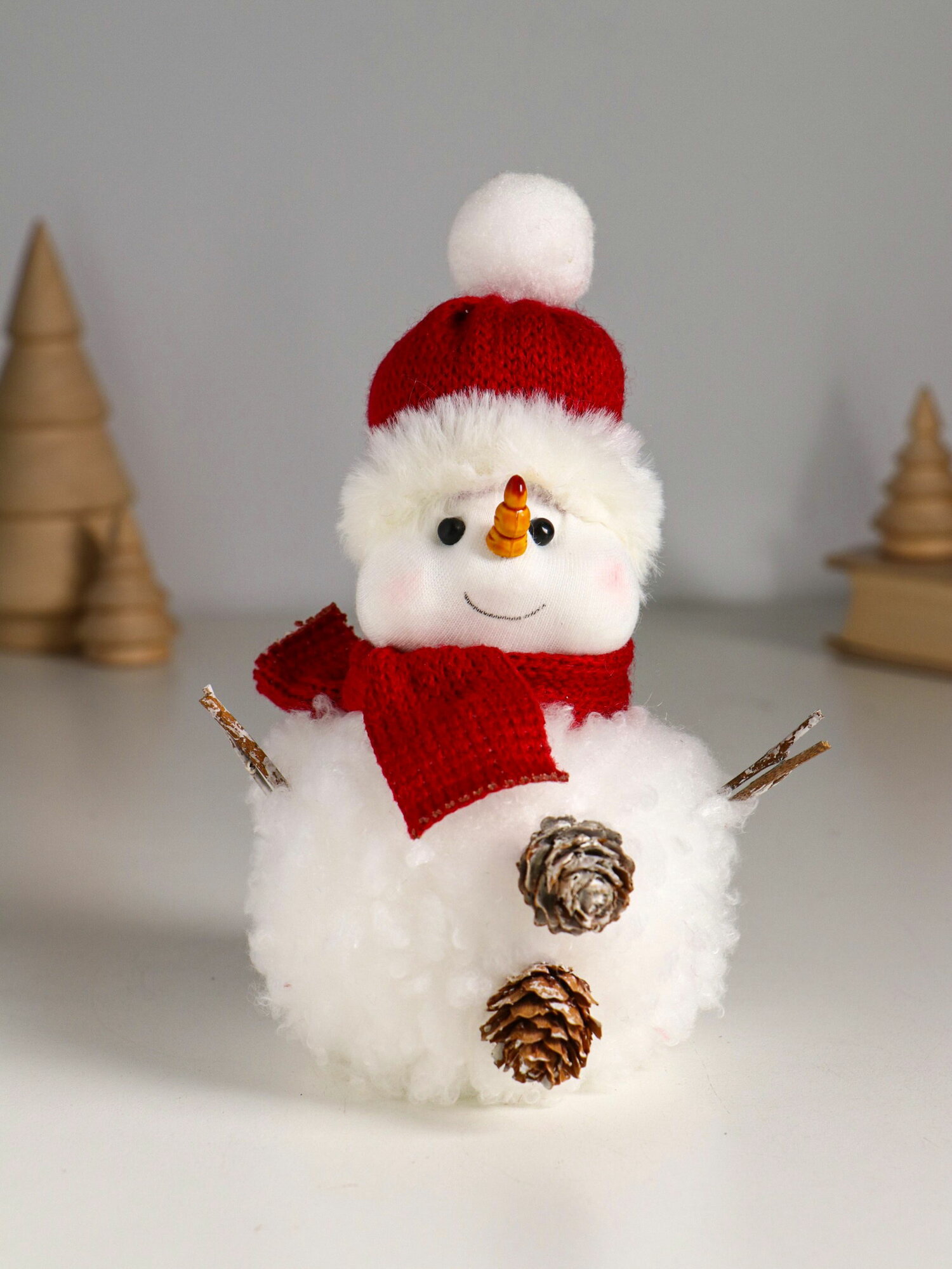 Фигурка "Снеговичок белый, в шапке с мехом и красном шарфе", 9x11x16 см