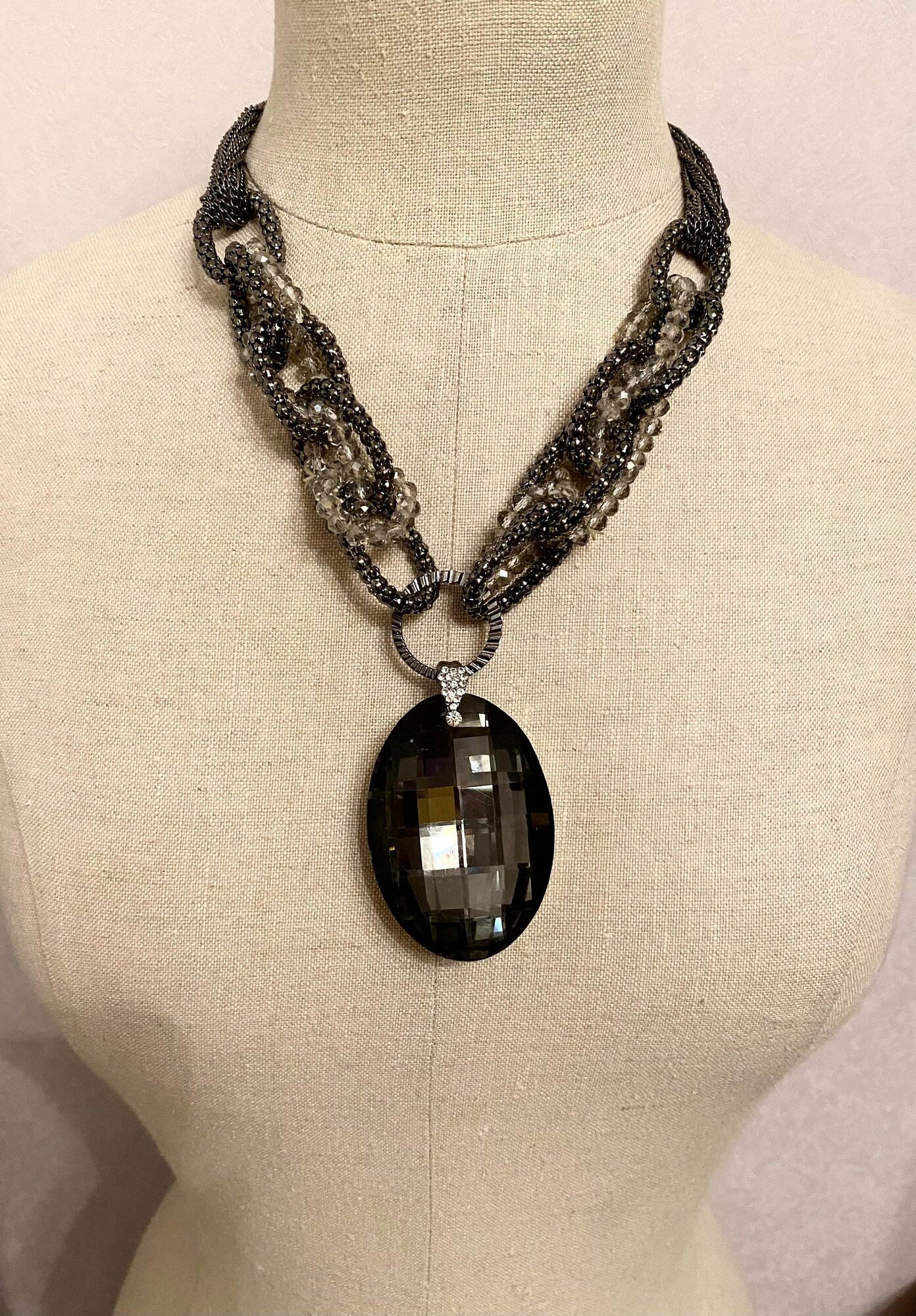 Колье, кристалл