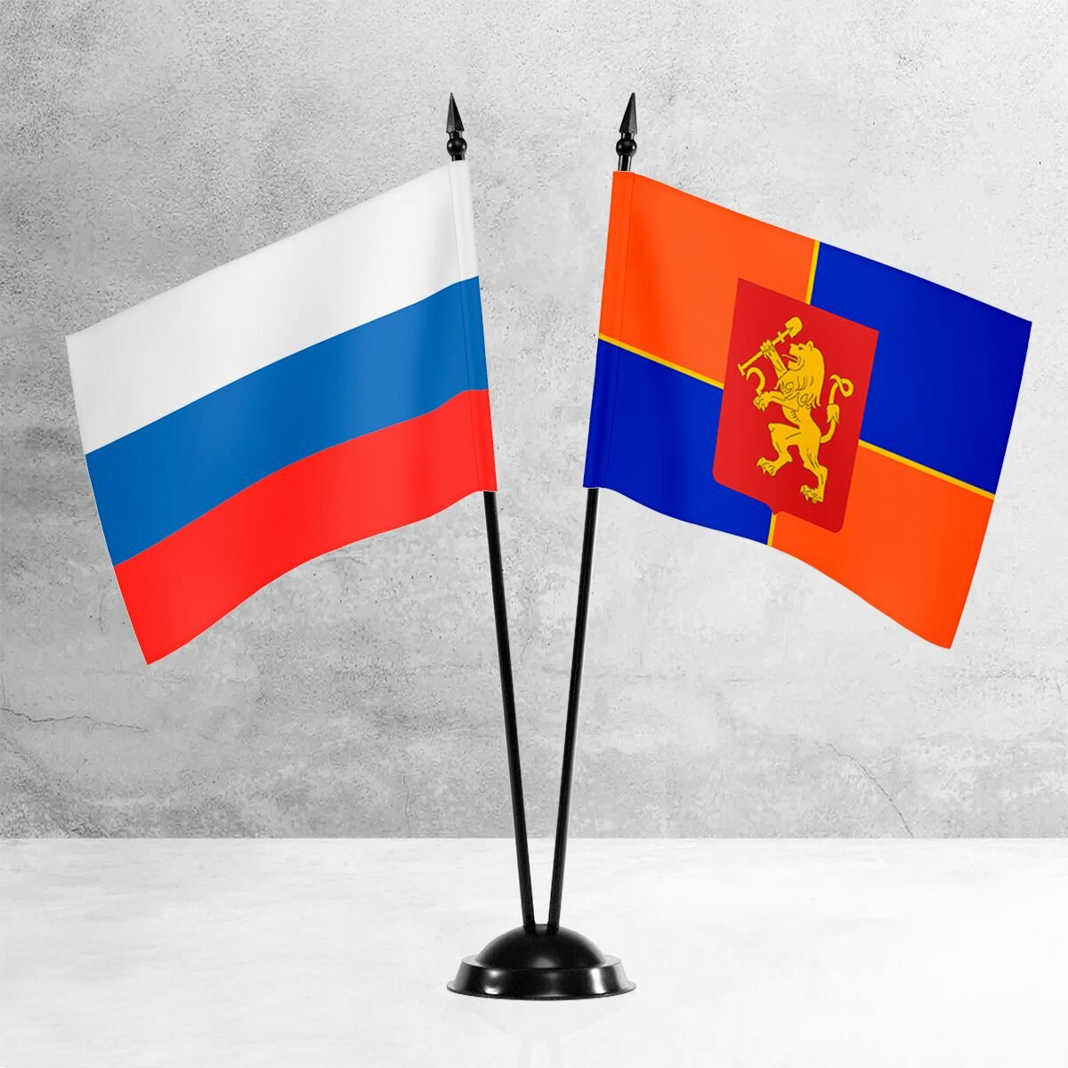 Настольные флаги России и Красноярска на пластиковой черной подставке