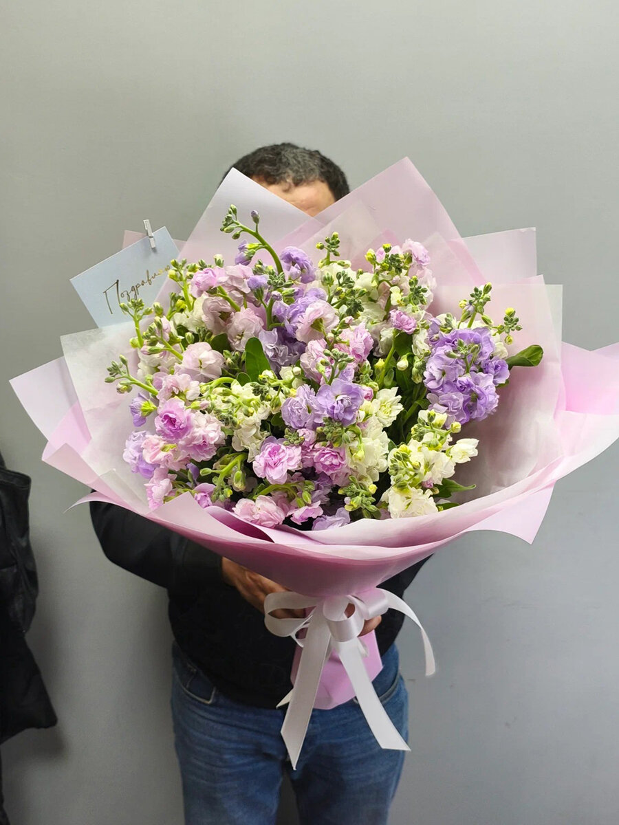 Букет живых красивых цветов N1flor из 15 голубых/белых/фиолетовых маттиол, 48 см.