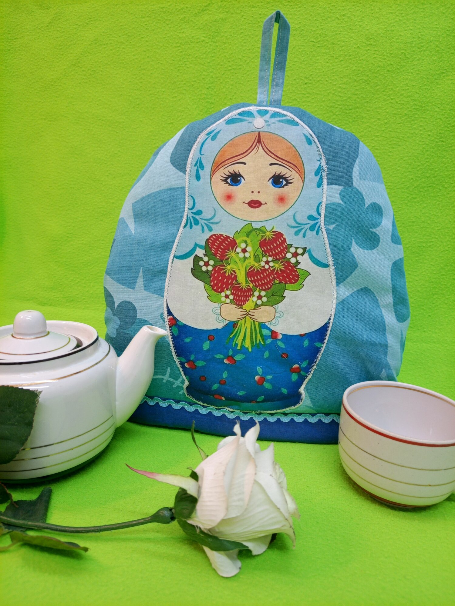 Грелка на чайник "Матрёшка с ягодками" хлопок 27х28 см.