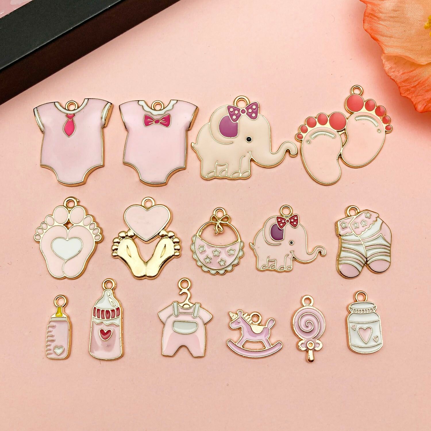 15 нежно-розовых эмалевых подвесок для создания украшений (лёгкие кулоны в детской тематике)