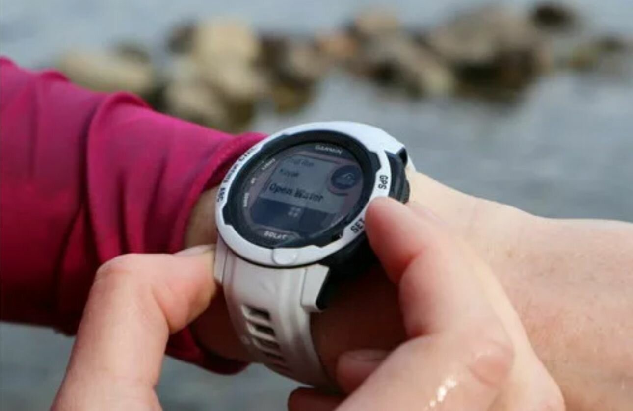 Умные часы Garmin Instinct 2S Solar серебристо-белый (с функцией солнечной батарии и GPS)