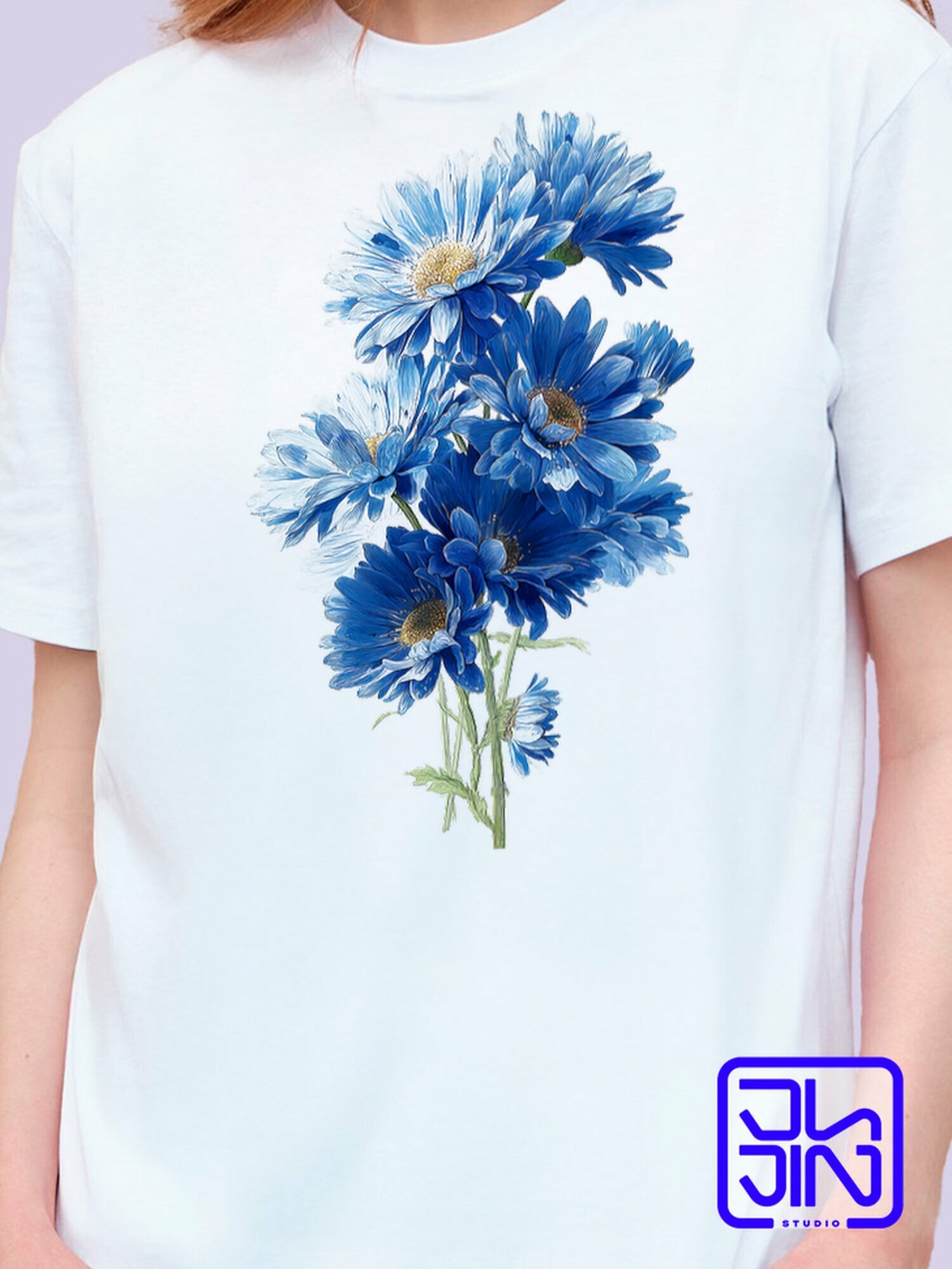 Футболка классическая женская с авторским принтом Синие, ультрамариновые ромашки в нежном цветочном букете для офиса, белый хлопковый трикотаж с прикольным рисунком на груди