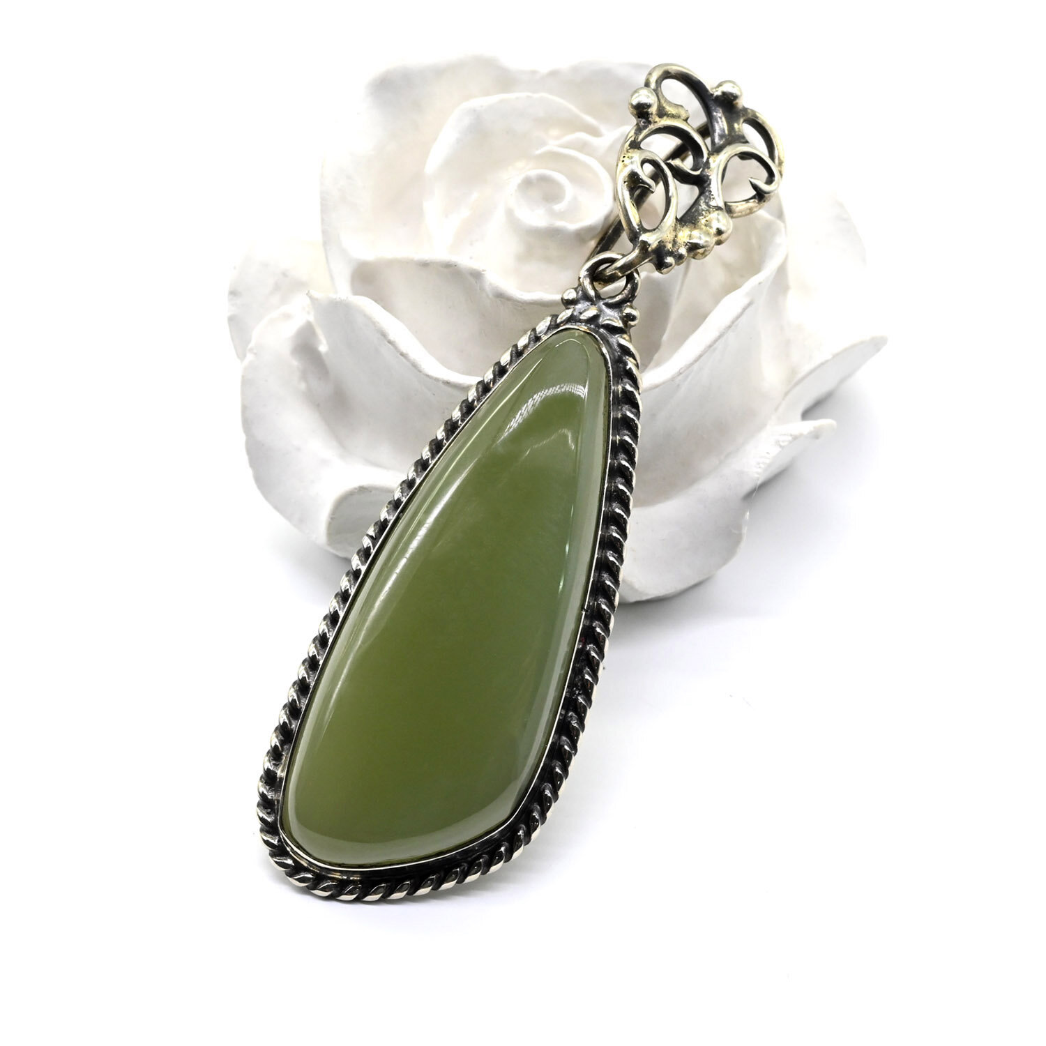 Подвеска, нефрит