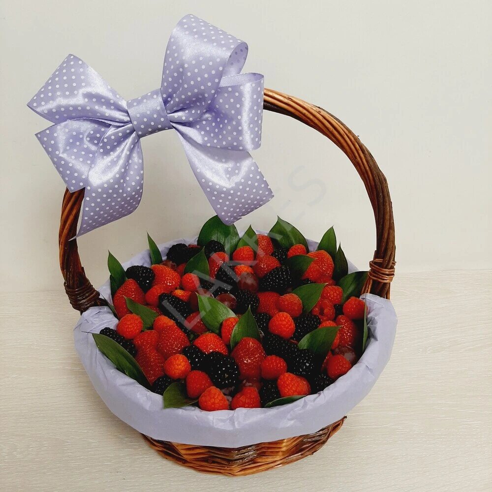 Подарочная корзина свежих ягод LAKRES "Ягодный рай", диаметр 25 см