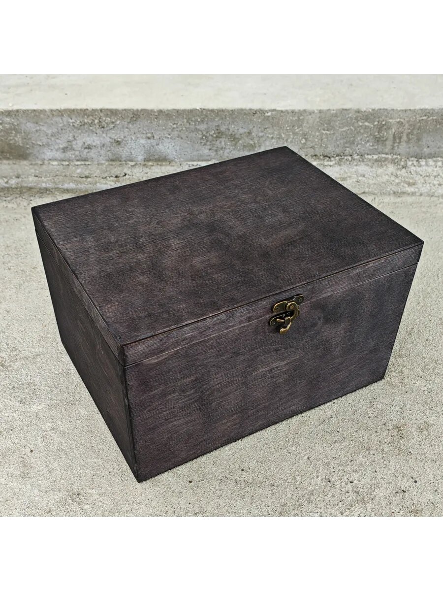 Большой деревянный ящик с крышкой