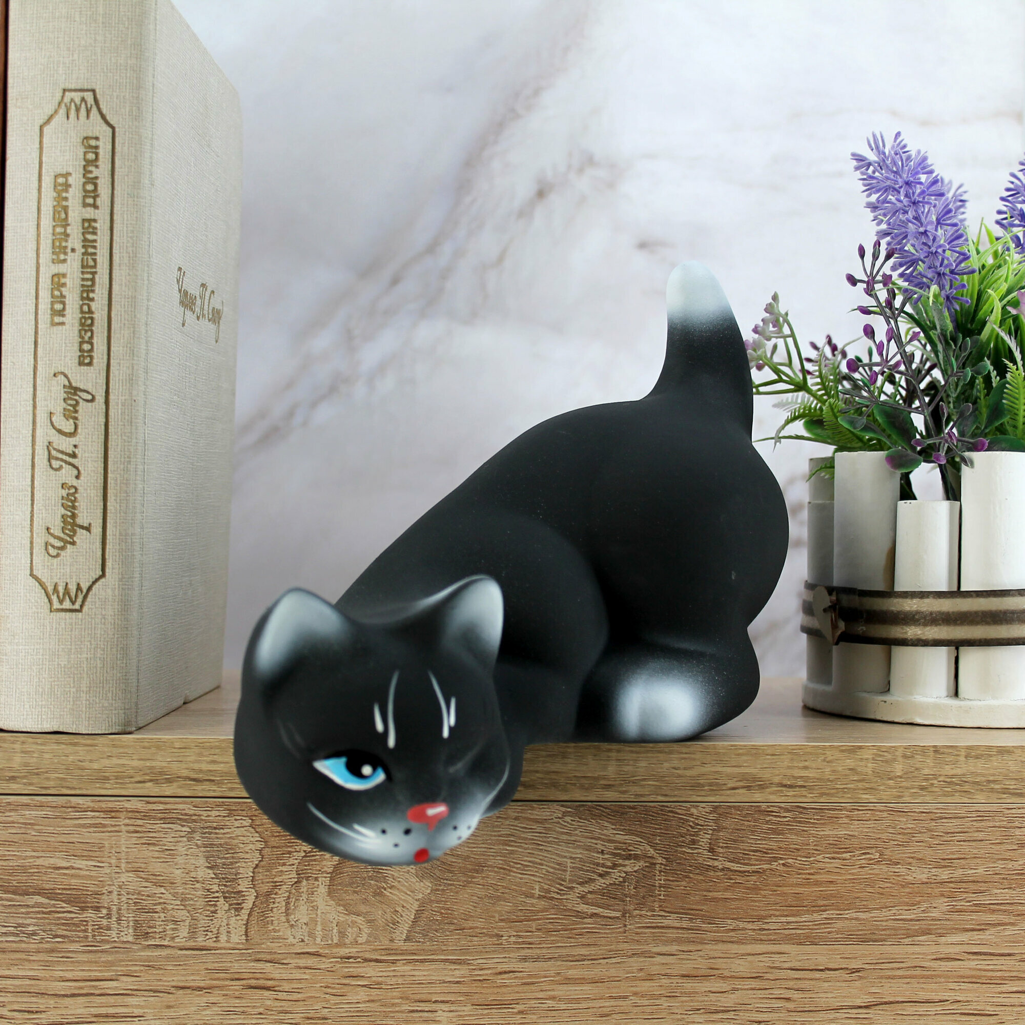 Статуэтка , свисающая фигурка Кот Шалун 20 см , керамика , ручная работа , чёрный