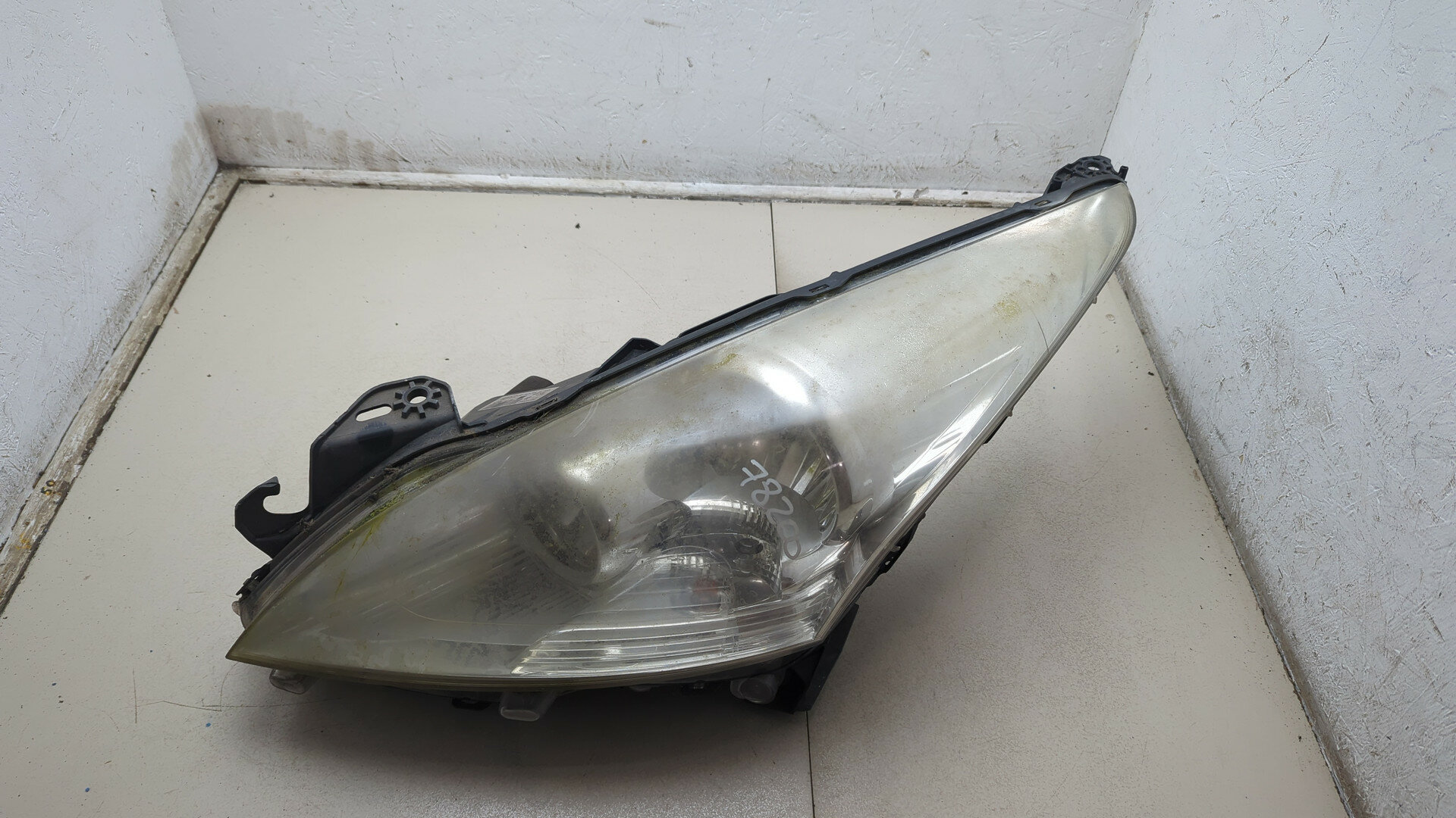 Фара (передняя) левая Peugeot 3008 Б/У
