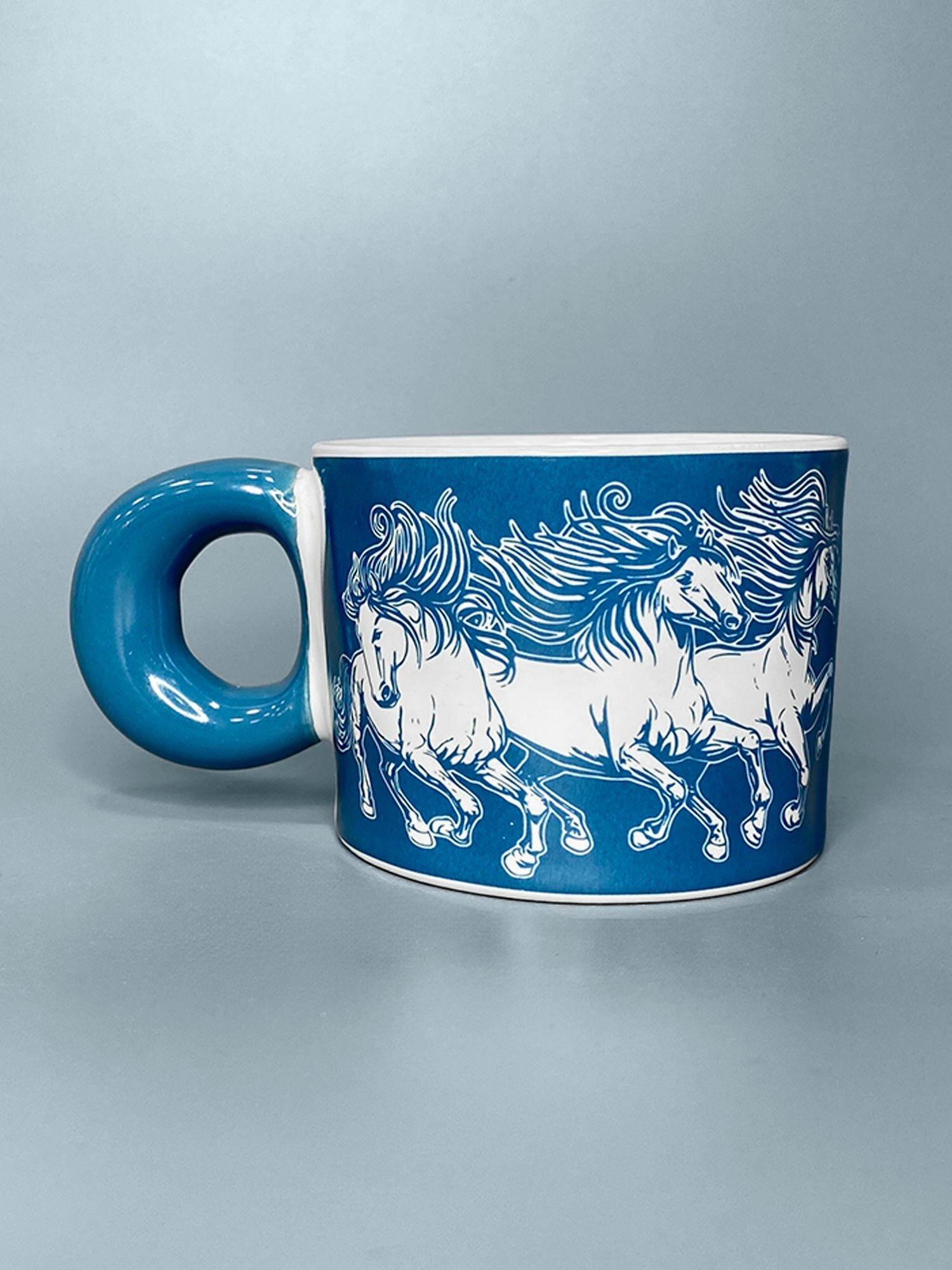 Кружка Лошадки Рысаки 370 мл, синяя, белая, большая круглая ручка пончик, федерация